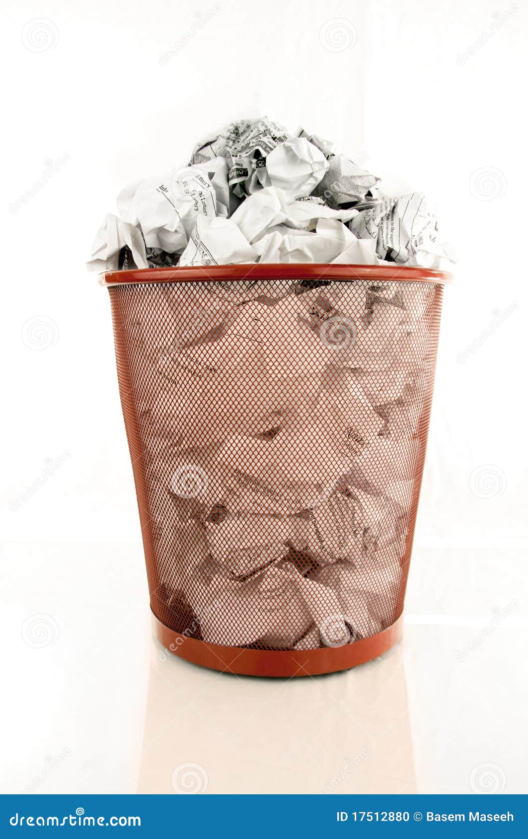 Fullt avfall för fack arkivfoto. Bild av korgar, urklipp - 17512880