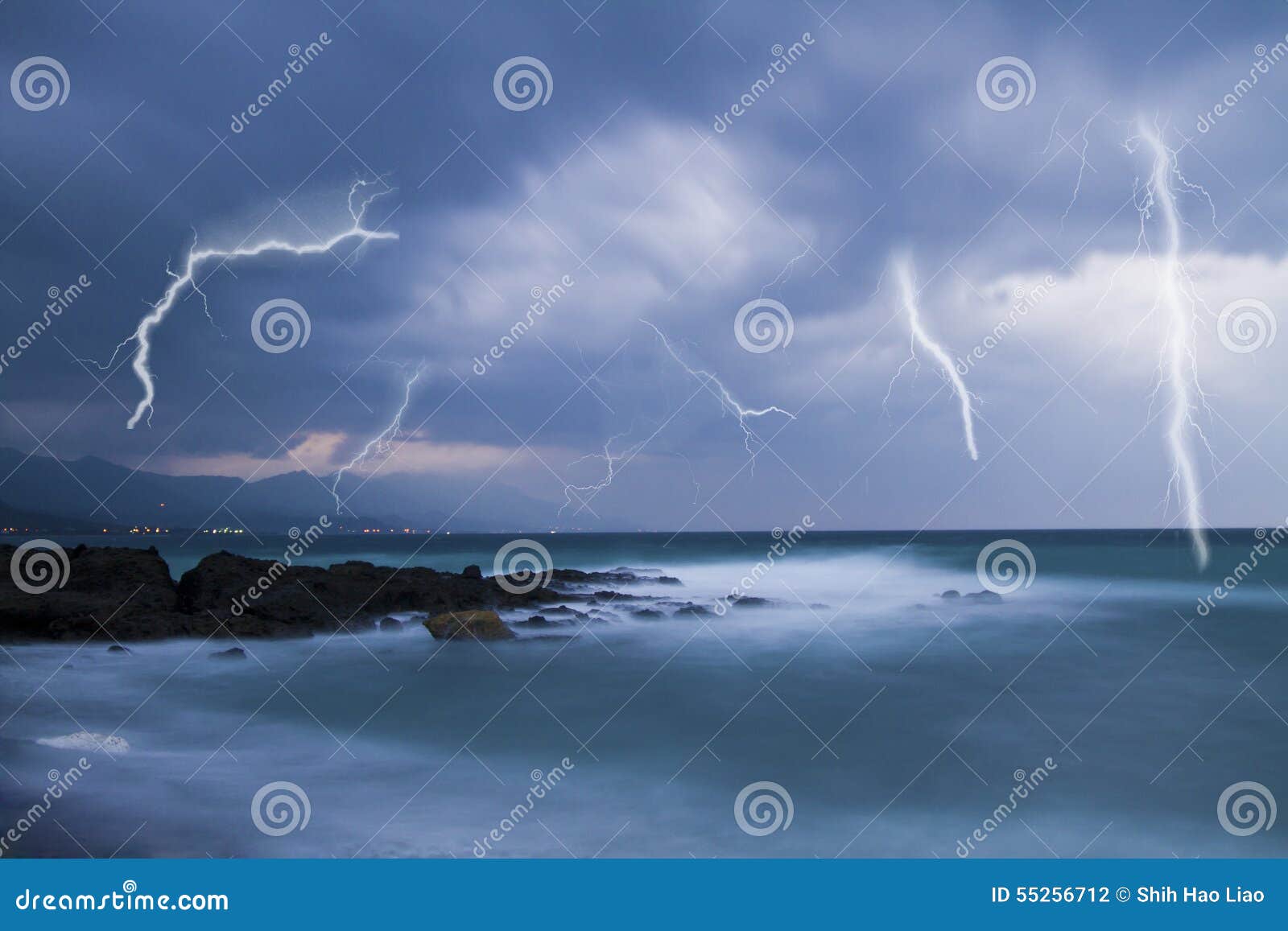 Fulmine in cielo nuvoloso fotografia stock. Immagine di paesaggio ...