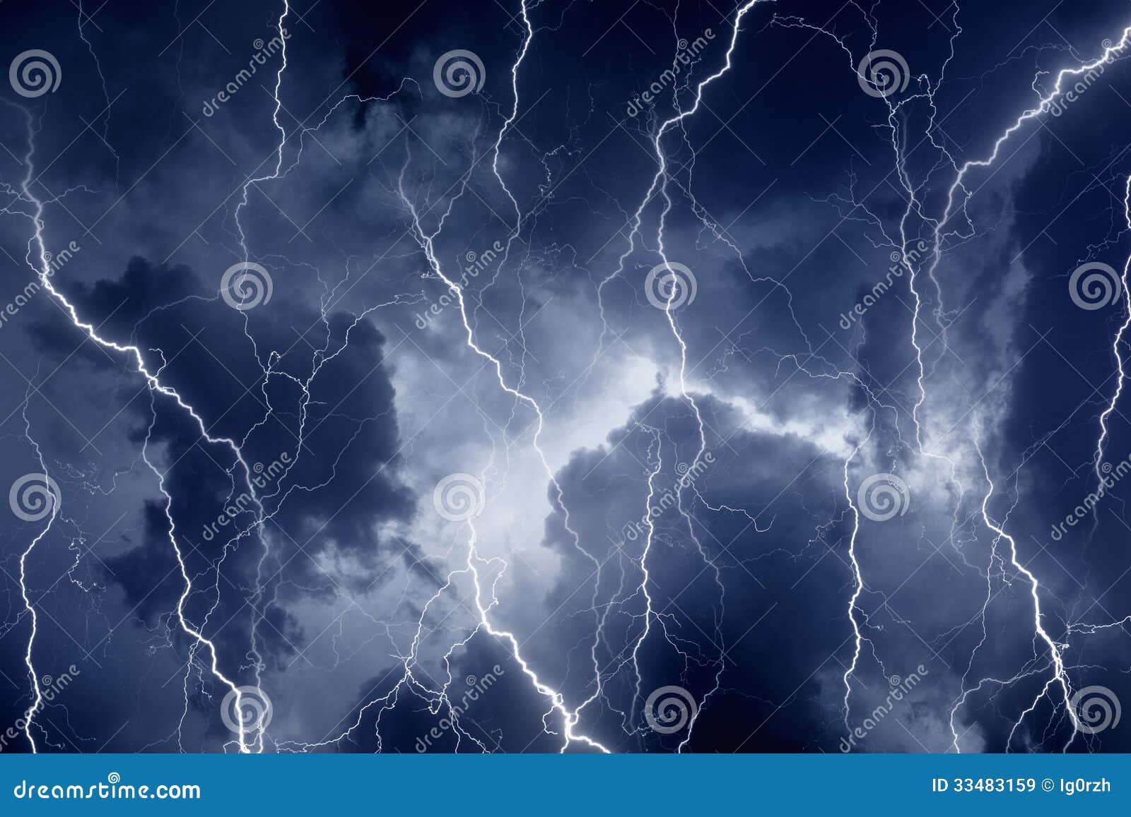 Fulmini in Cielo Tempestoso Immagine Stock - Immagine di tuono, clima ...