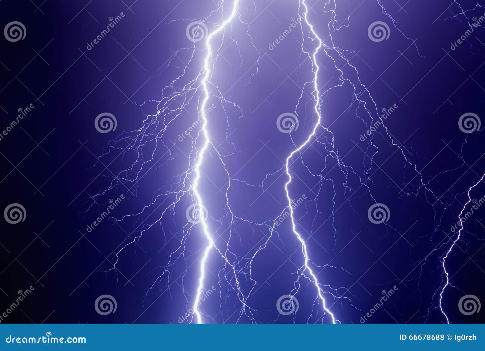 Fulmini in Cielo Tempestoso Scuro Fotografia Stock - Immagine di ...