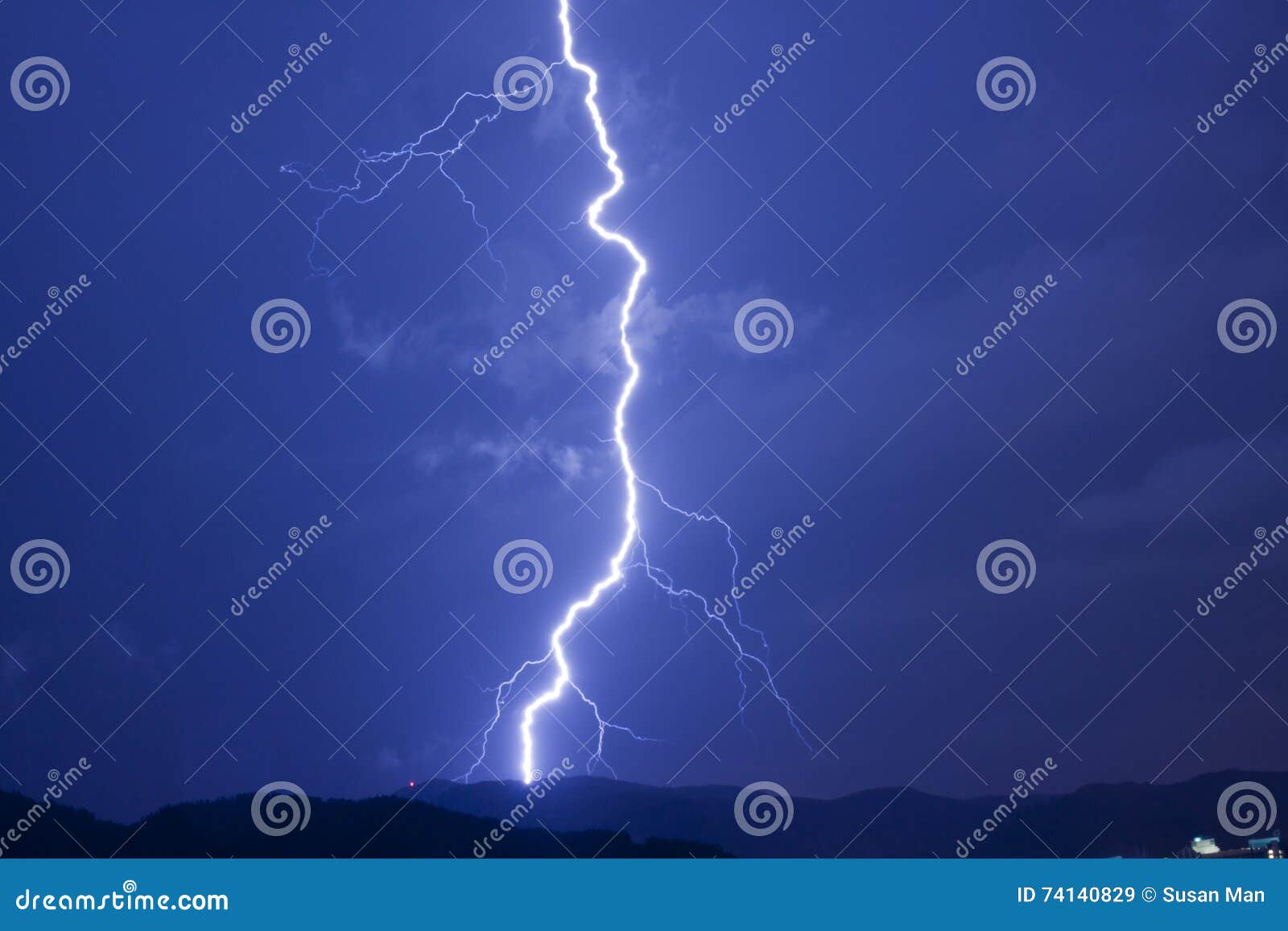 Fulmini Sopra Il Paesaggio Di Notte Immagine Stock - Immagine di ...