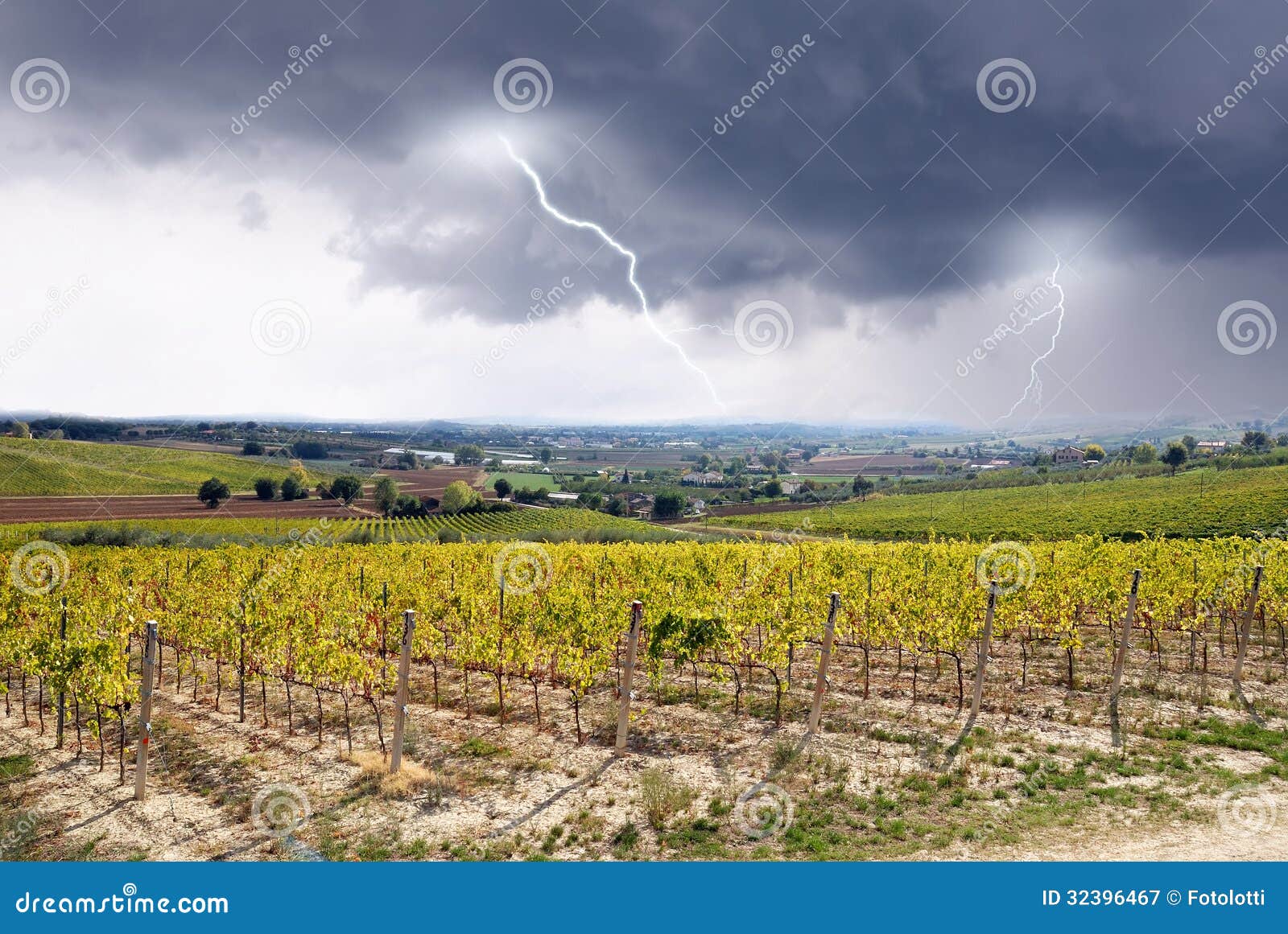 Fulmini sulla valle immagine stock. Immagine di fresco - 32396467