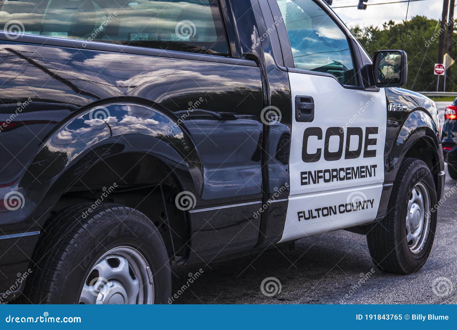 Fulton County Code Enforcement Vehicle Close Up Editorial Image - Image ...