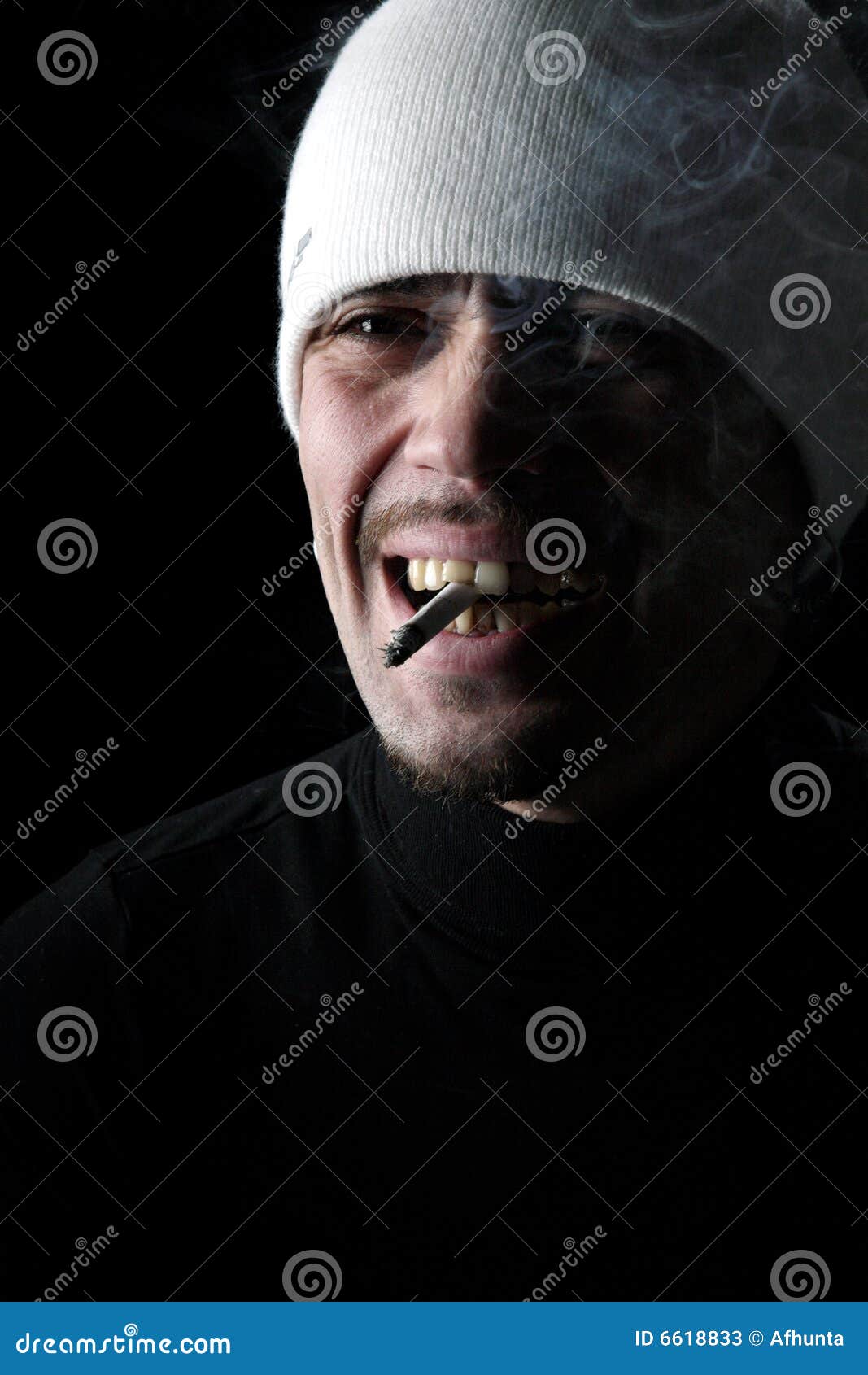 Fumando o homem imagem de stock. Imagem de macho, gajo - 6618833