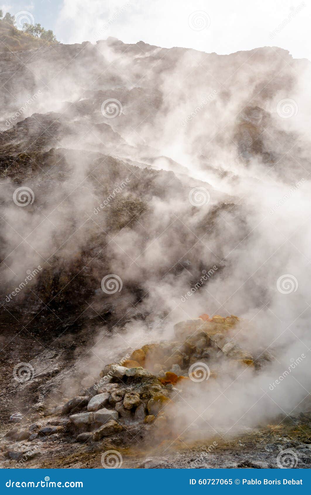 Fumarola Dentro De La Solfatara Activa Del Vulcano Imagen de archivo ...