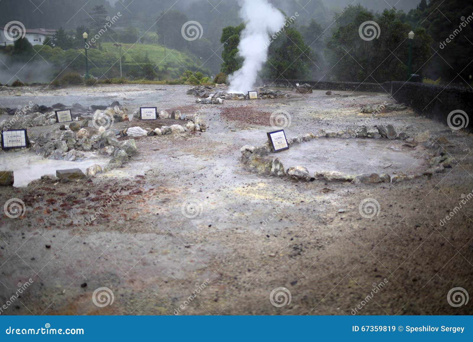 Fumarolas y solfataras imagen de archivo. Imagen de lago - 67359819