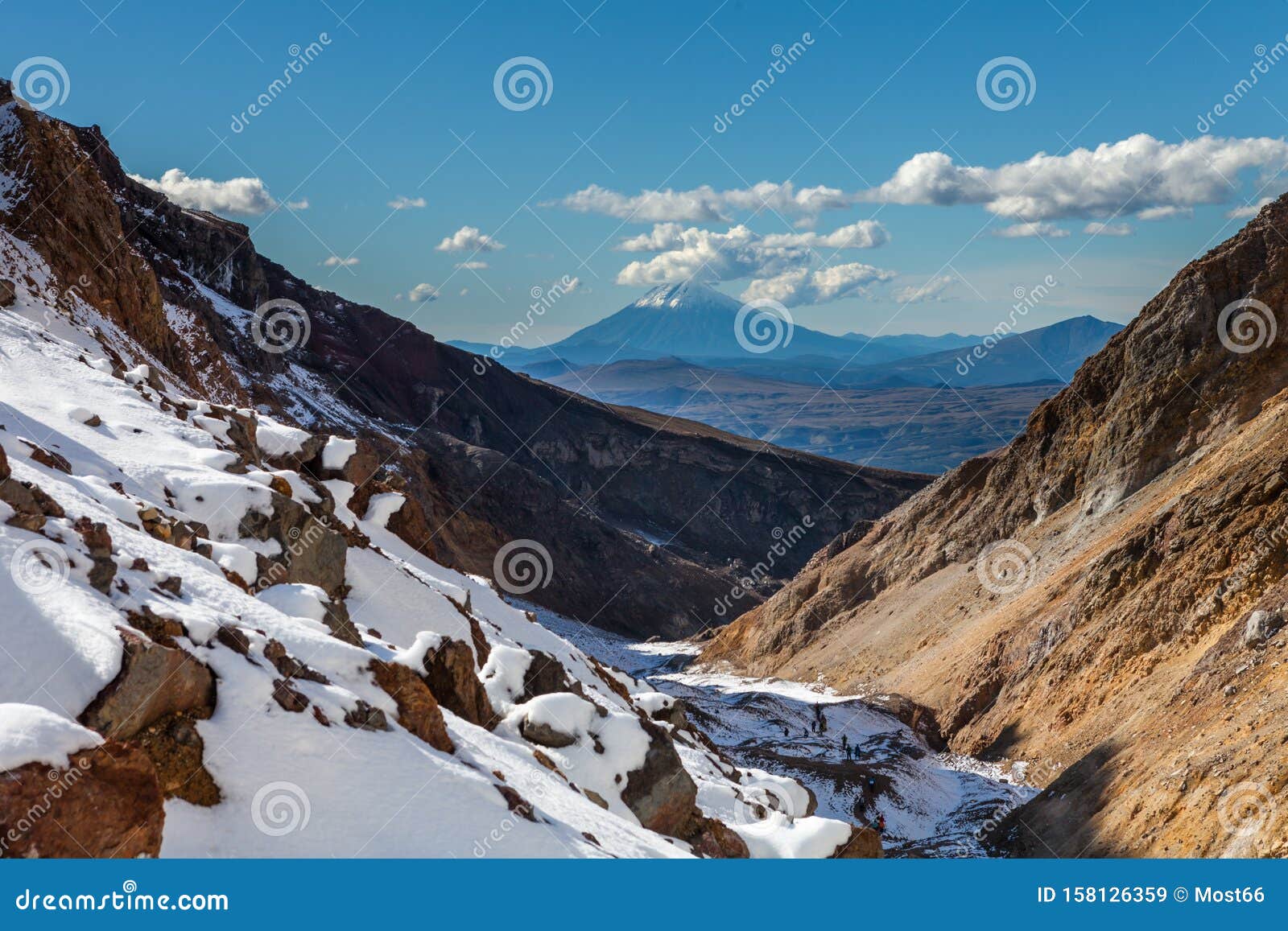 Fumarolen im Kratervulkan stockbild. Bild von kamchatka - 158126359