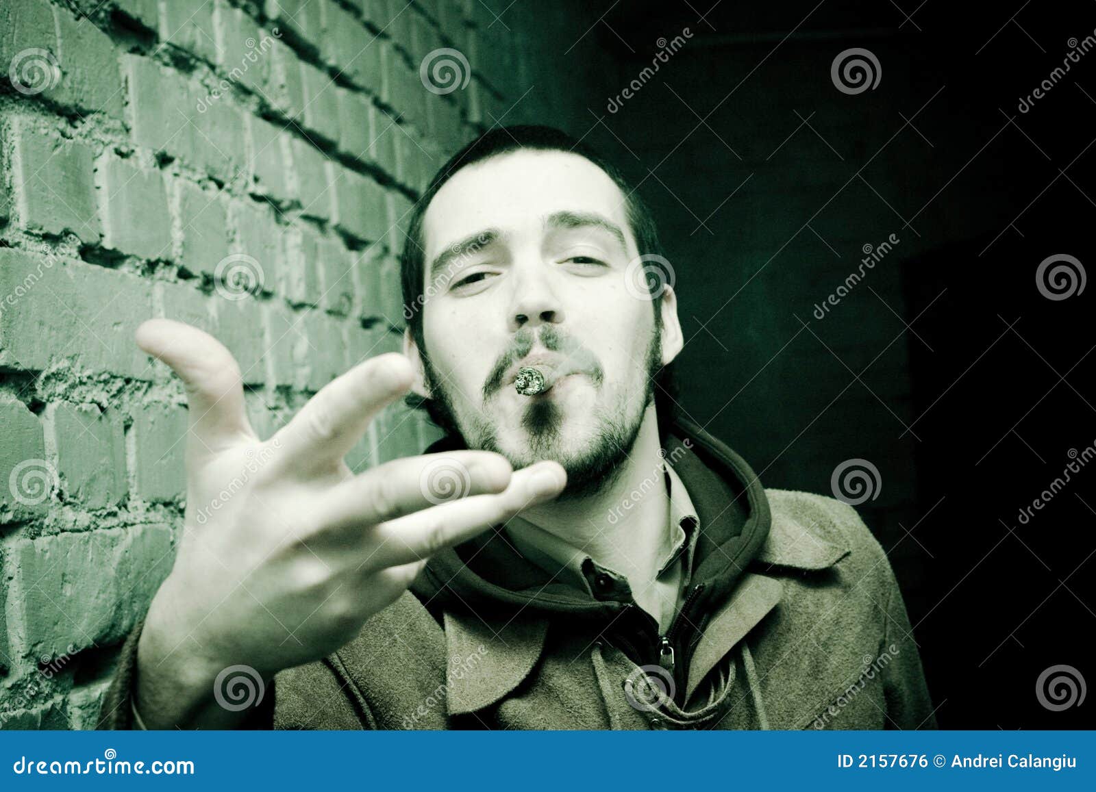 Fumeur de cigare agressif photo stock. Image du brûlure - 2157676