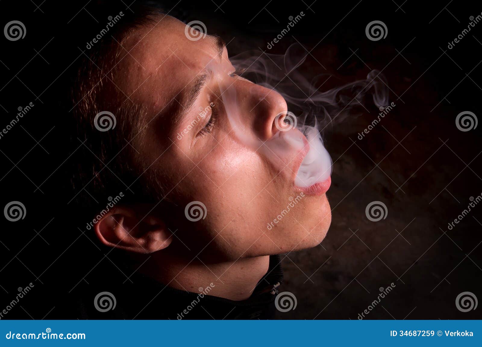 Fumo imagem de stock. Imagem de menino, fofofo, câmara - 34687259