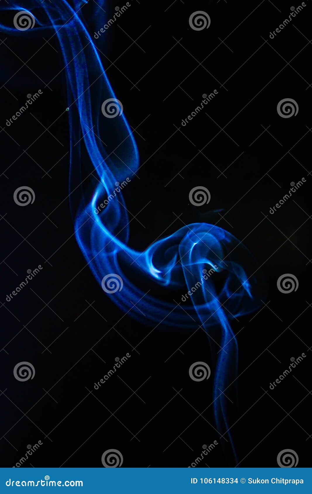 Fumo blu fotografia stock. Immagine di sfondo, nero - 106148334