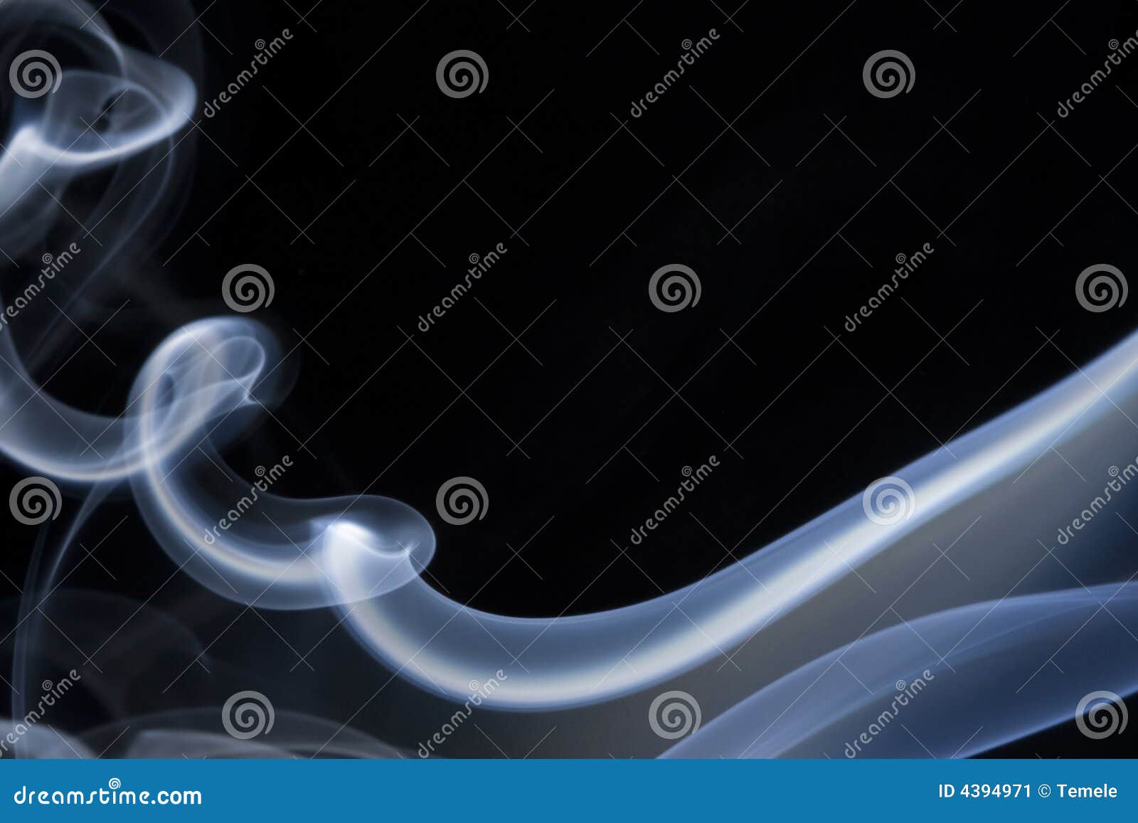 Fumo blu immagine stock. Immagine di contesto, luce, righe - 4394971