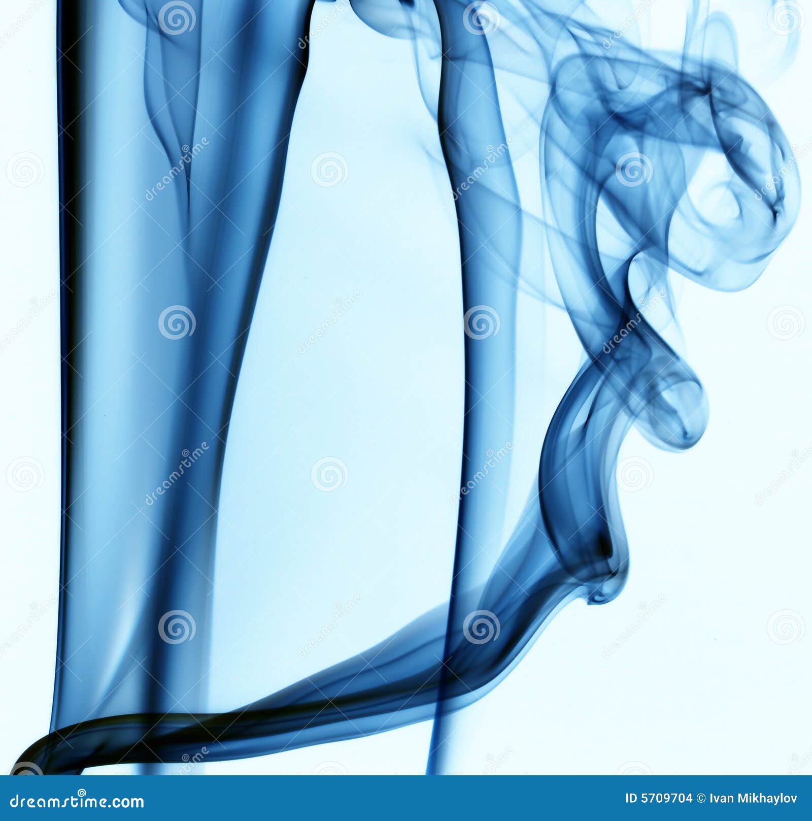 Fumo blu fotografia stock. Immagine di foschia, magico - 5709704