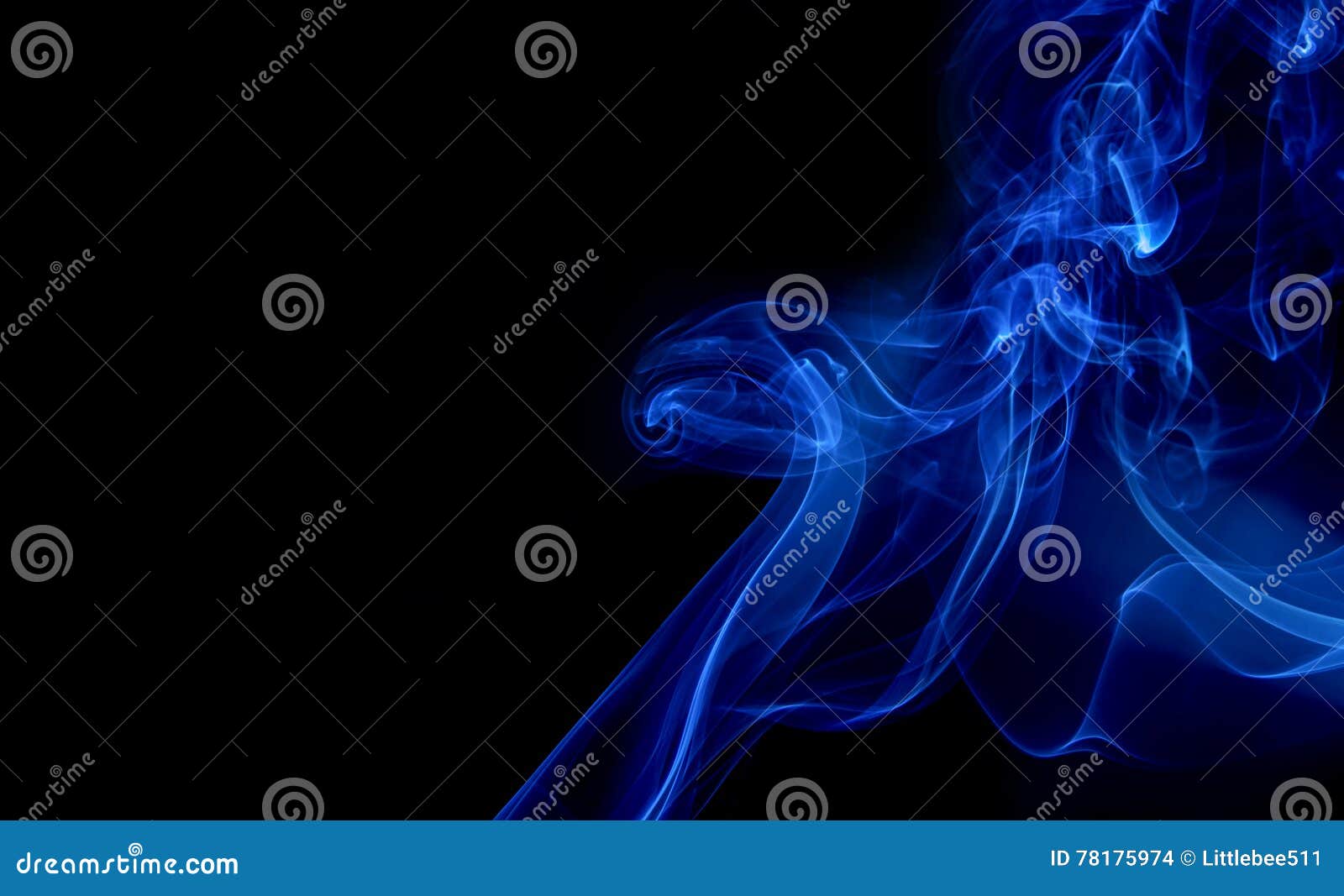 Fumo Blu Su Priorità Bassa Nera Fotografia Stock - Immagine di fiamma ...