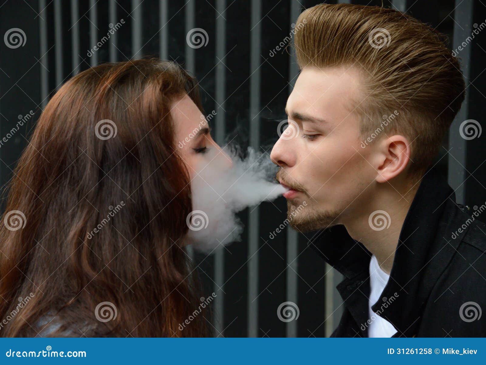 Fumo bocca a bocca fotografia stock. Immagine di lifestyle - 31261258