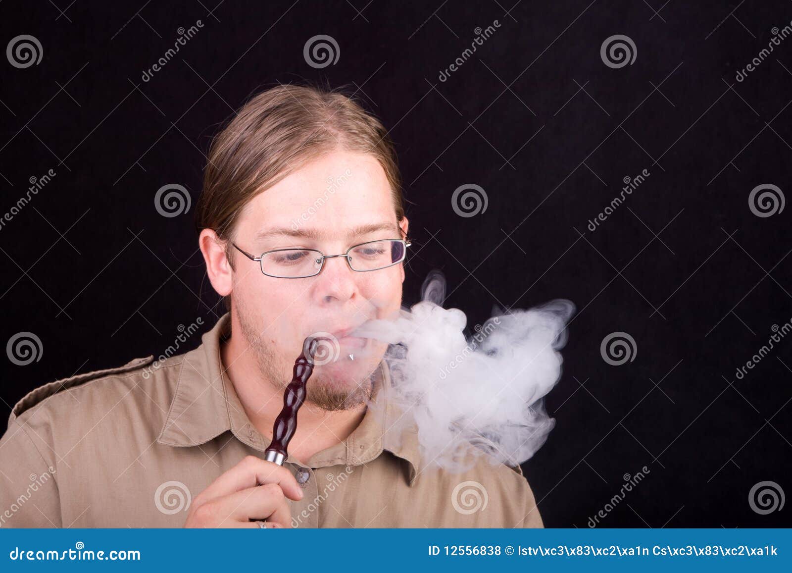 Fumo do homem foto de stock. Imagem de arabia, escuro - 12556838