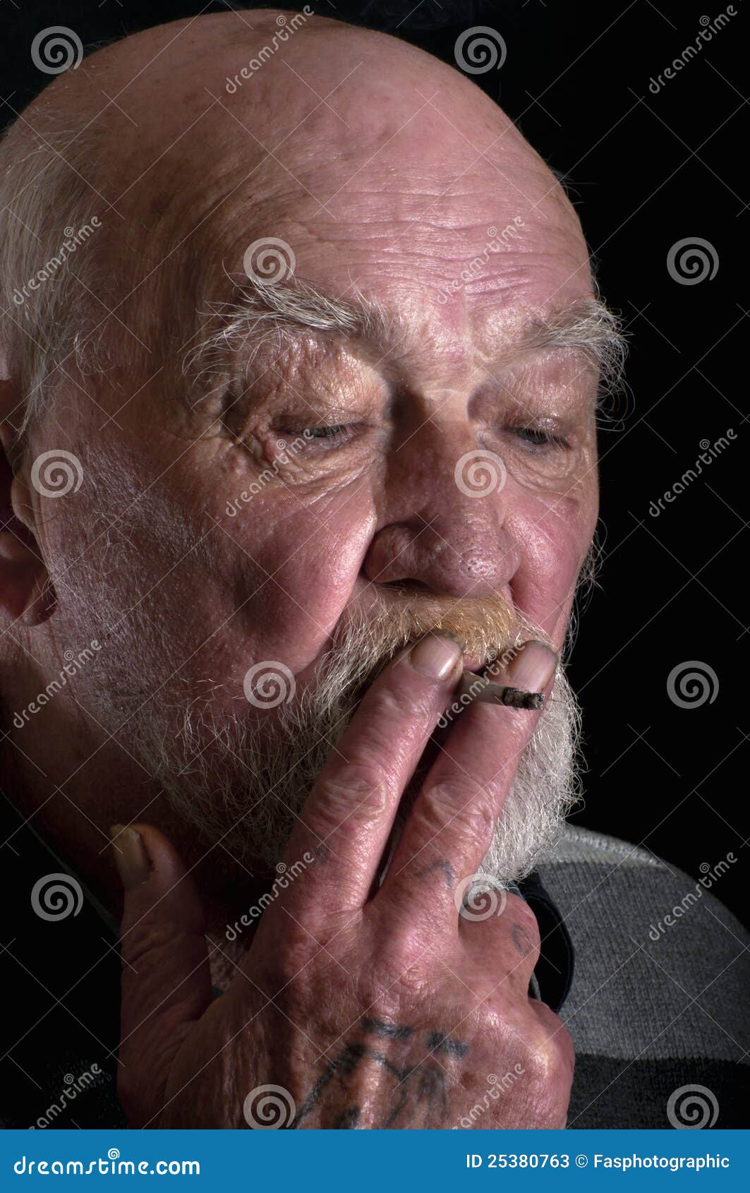 Fumo do homem idoso imagem de stock. Imagem de fumo, velho - 25380763