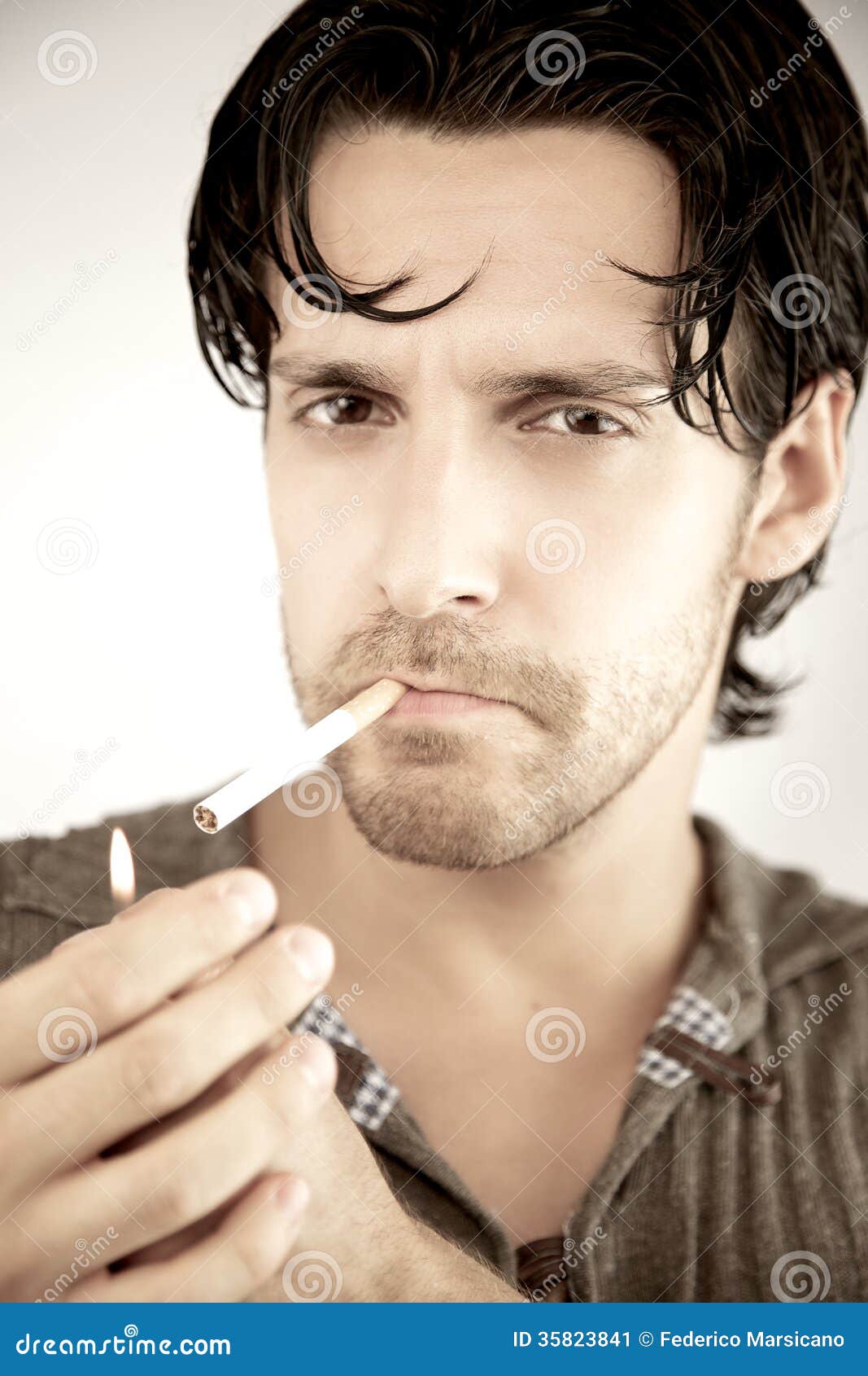 Fumo macho forte do homem imagem de stock. Imagem de atrativo - 35823841