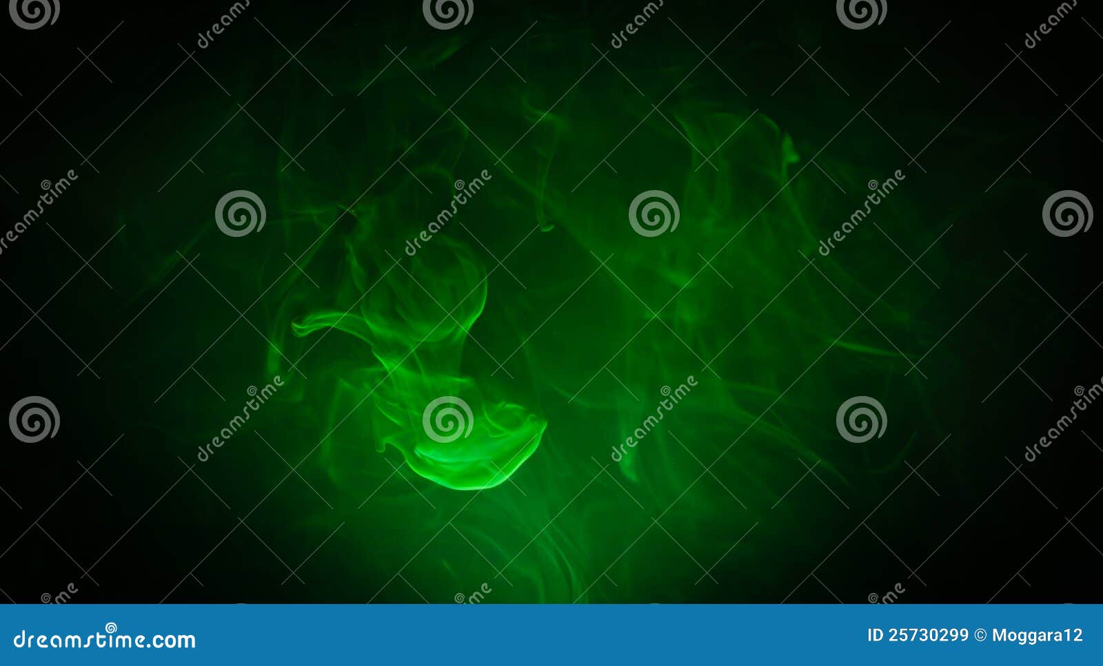 Fumo verde na obscuridade imagem de stock. Imagem de verde - 25730299