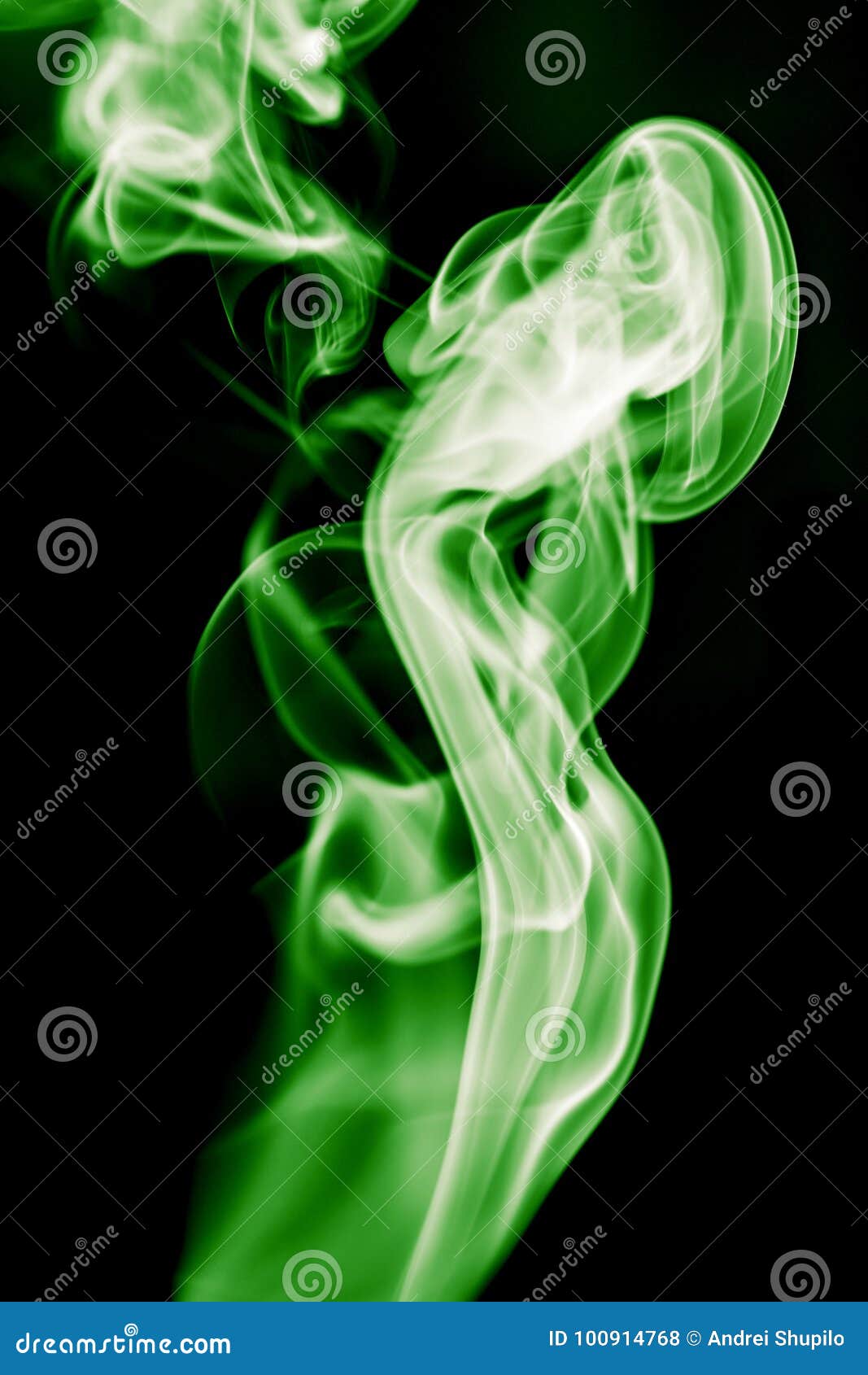 Fumo verde no fundo preto foto de stock. Imagem de onda - 100914768