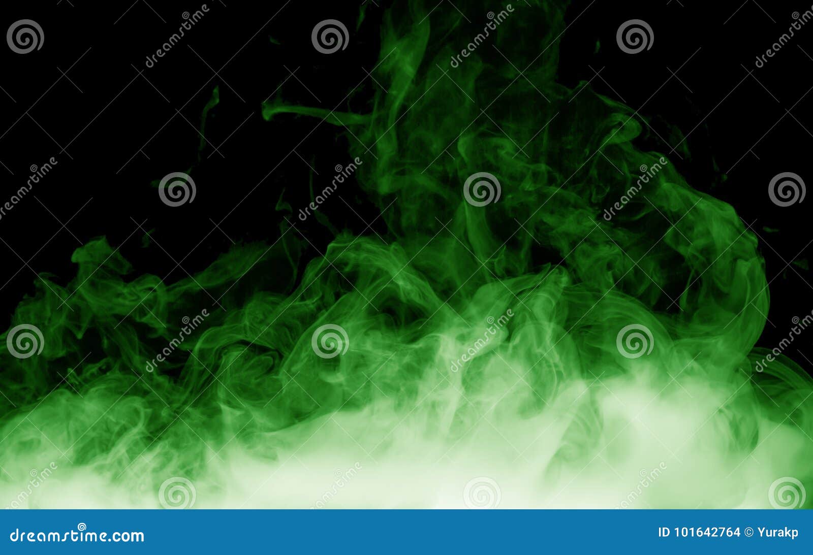 Fumo verde no fundo preto foto de stock. Imagem de verde - 101642764