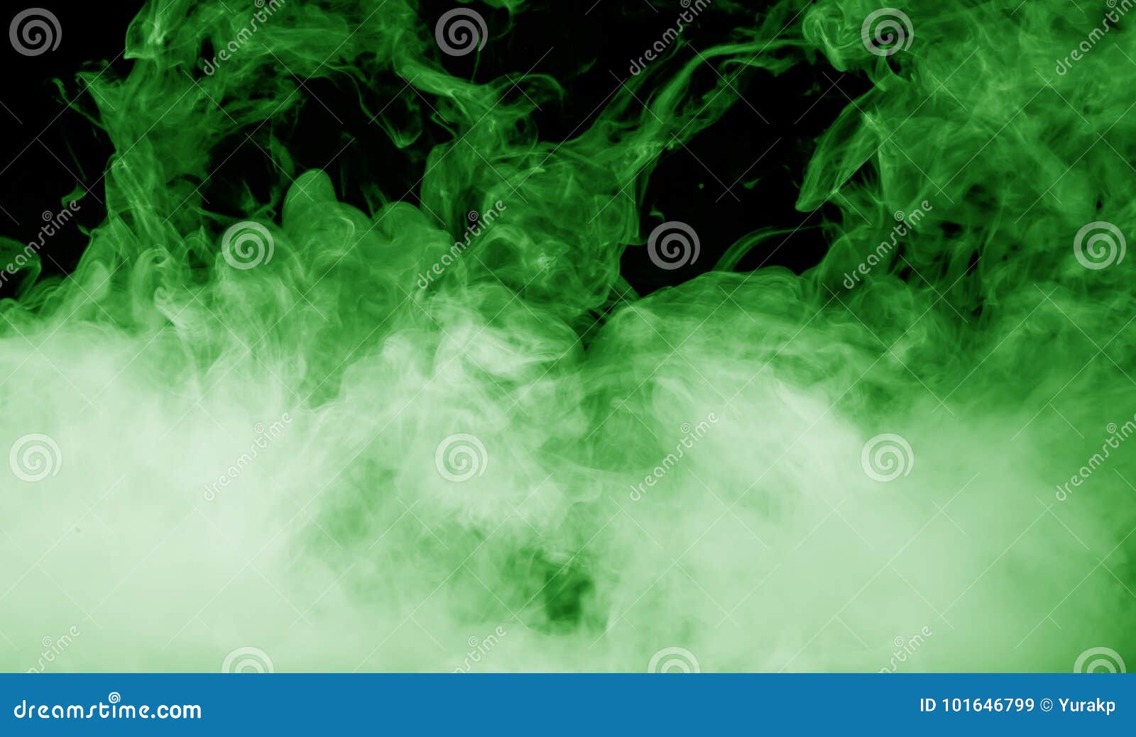 Fumo verde no fundo preto imagem de stock. Imagem de arte - 101646799