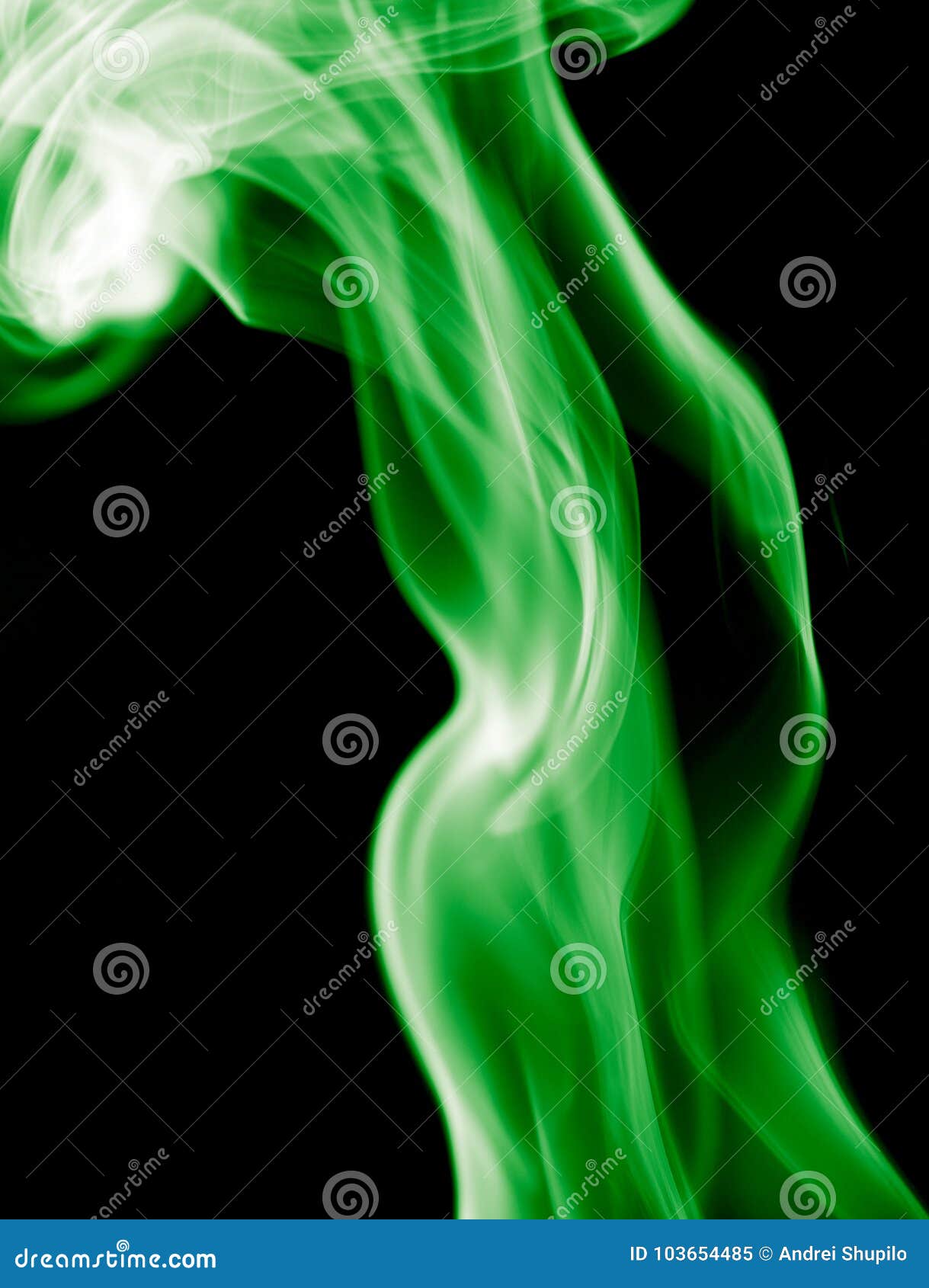 Fumo verde no fundo preto imagem de stock. Imagem de nocivo - 103654485