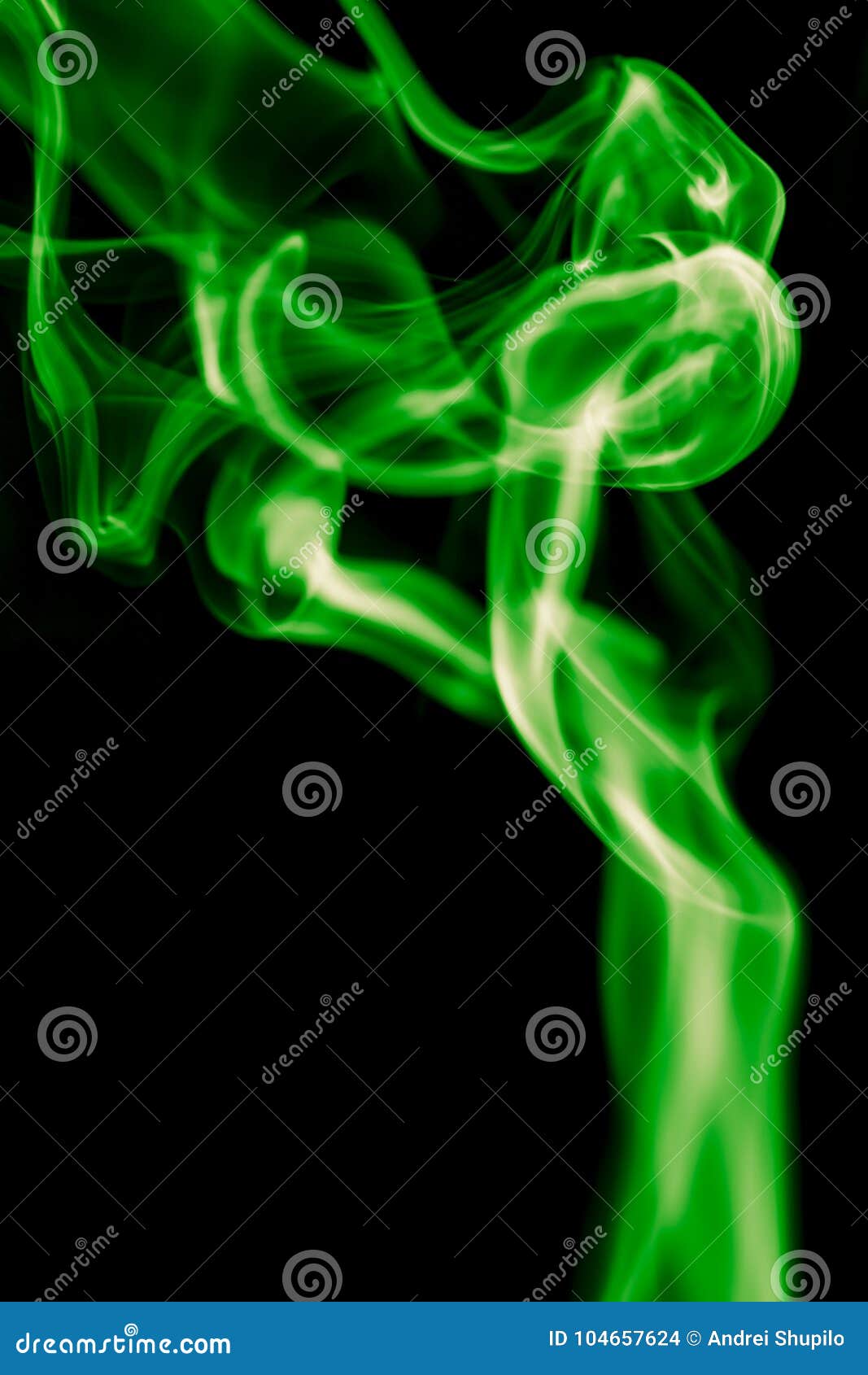 Fumo verde no fundo preto foto de stock. Imagem de flama - 104657624