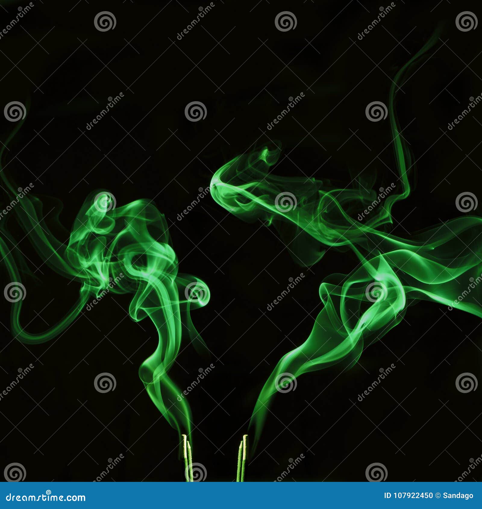 Fumo verde no fundo preto foto de stock. Imagem de punhado - 107922450