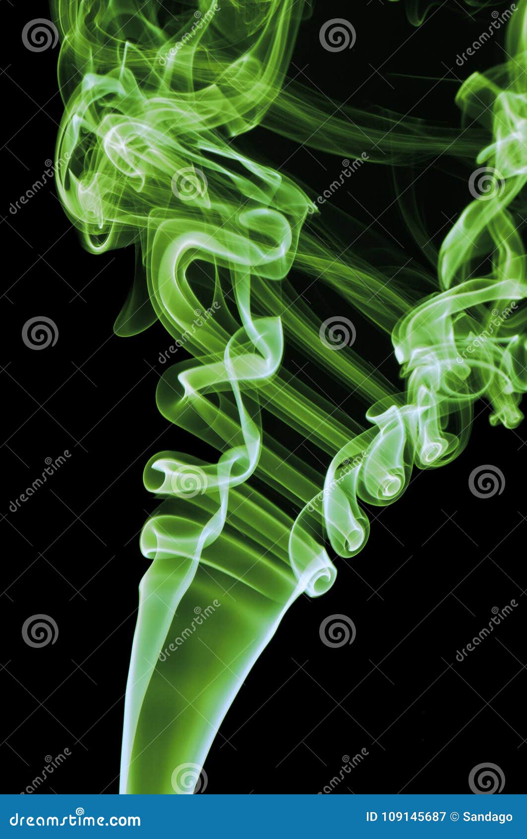 Fumo verde no fundo preto imagem de stock. Imagem de forma - 109145687