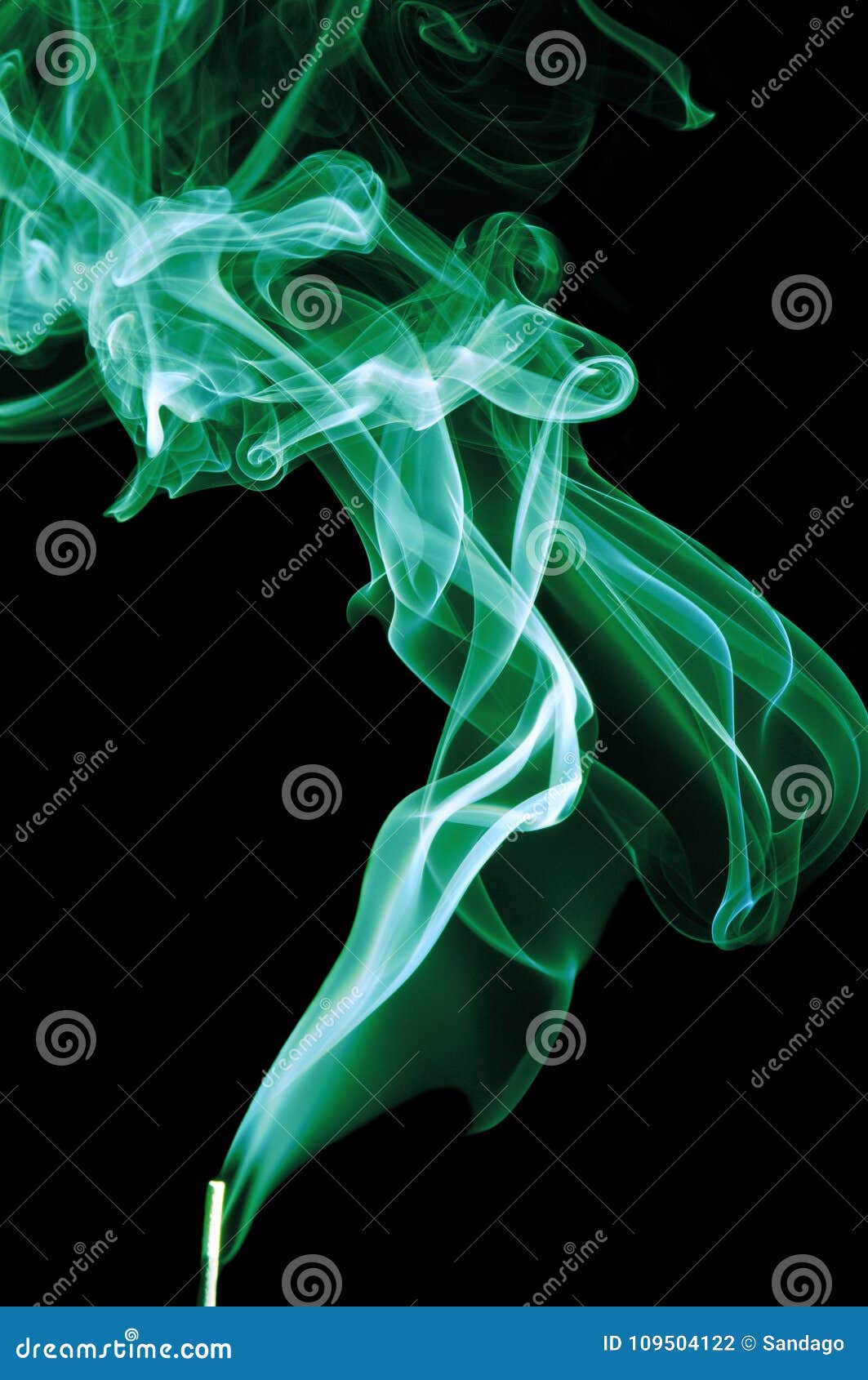 Fumo verde no fundo preto foto de stock. Imagem de vertical - 109504122