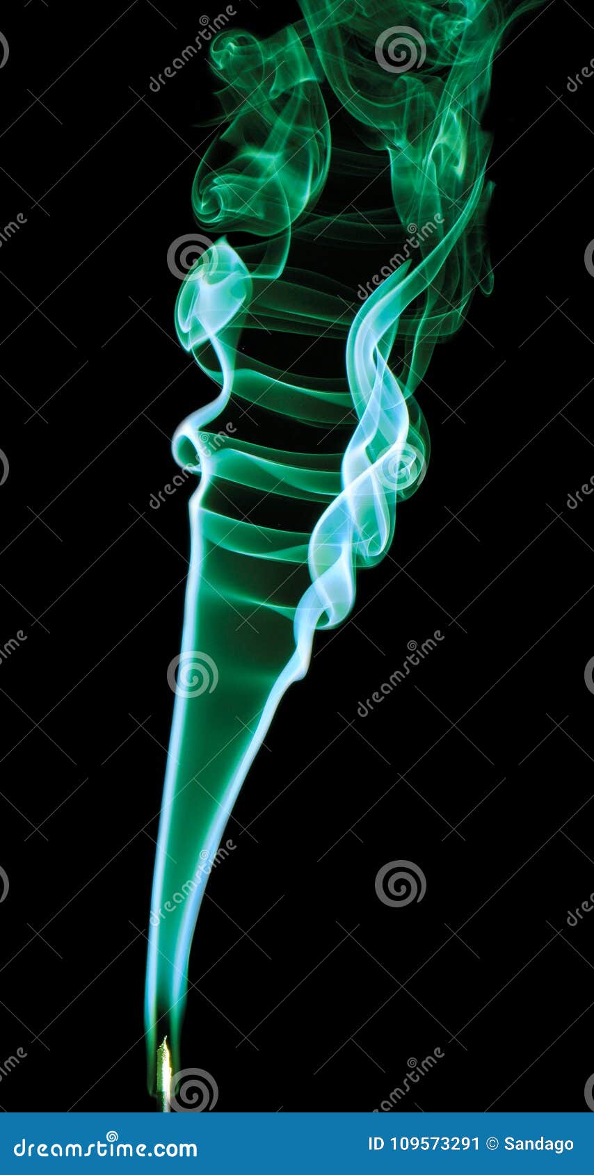 Fumo verde no fundo preto imagem de stock. Imagem de punhado - 109573291