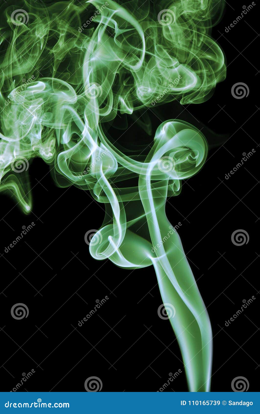 Fumo verde no fundo preto imagem de stock. Imagem de azul - 110165739