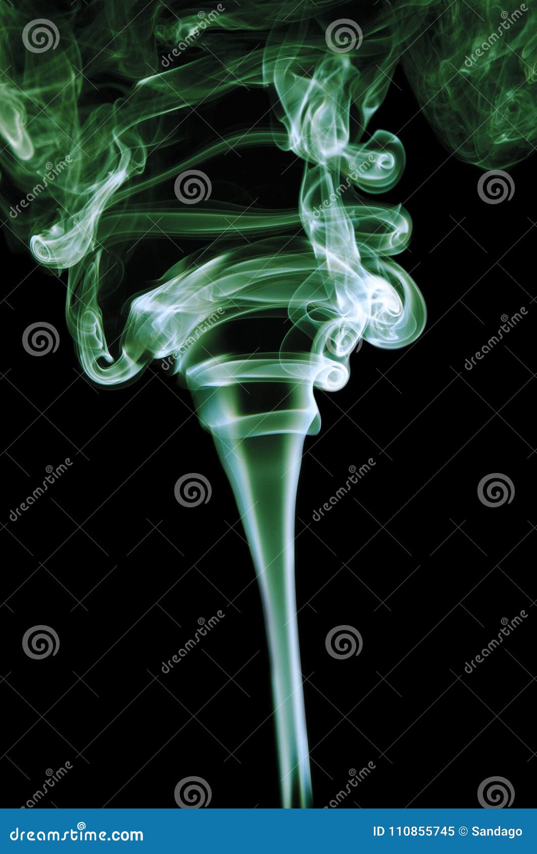 Fumo verde no fundo preto imagem de stock. Imagem de roxo - 110855745