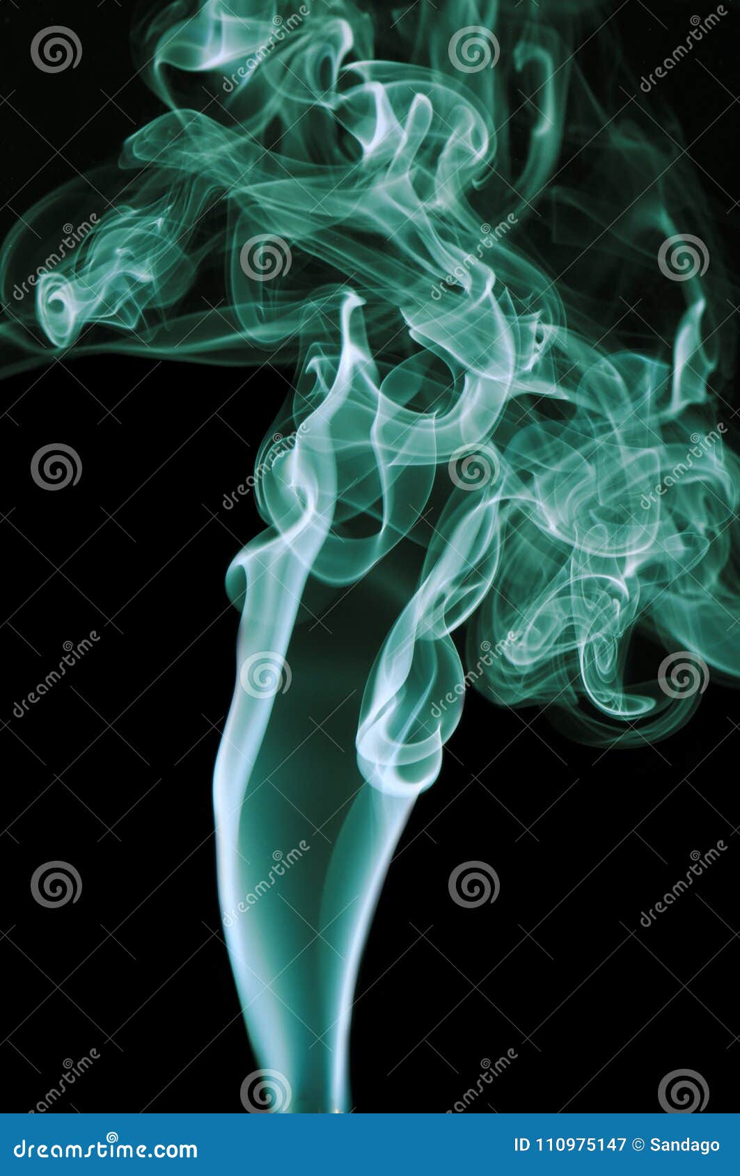 Fumo verde no fundo preto imagem de stock. Imagem de punhado - 110975147