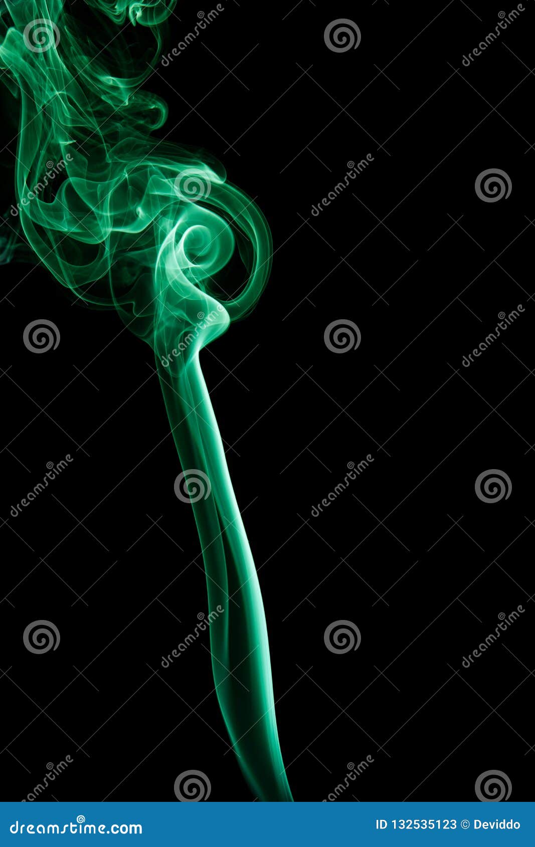 Fumo verde no fundo preto imagem de stock. Imagem de ondulado - 132535123