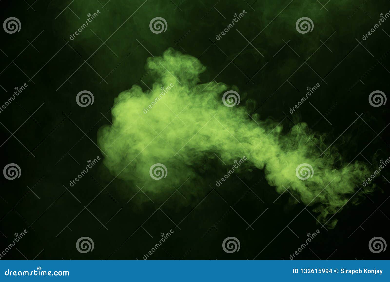 Fumo verde no fundo preto foto de stock. Imagem de redemoinho - 132615994