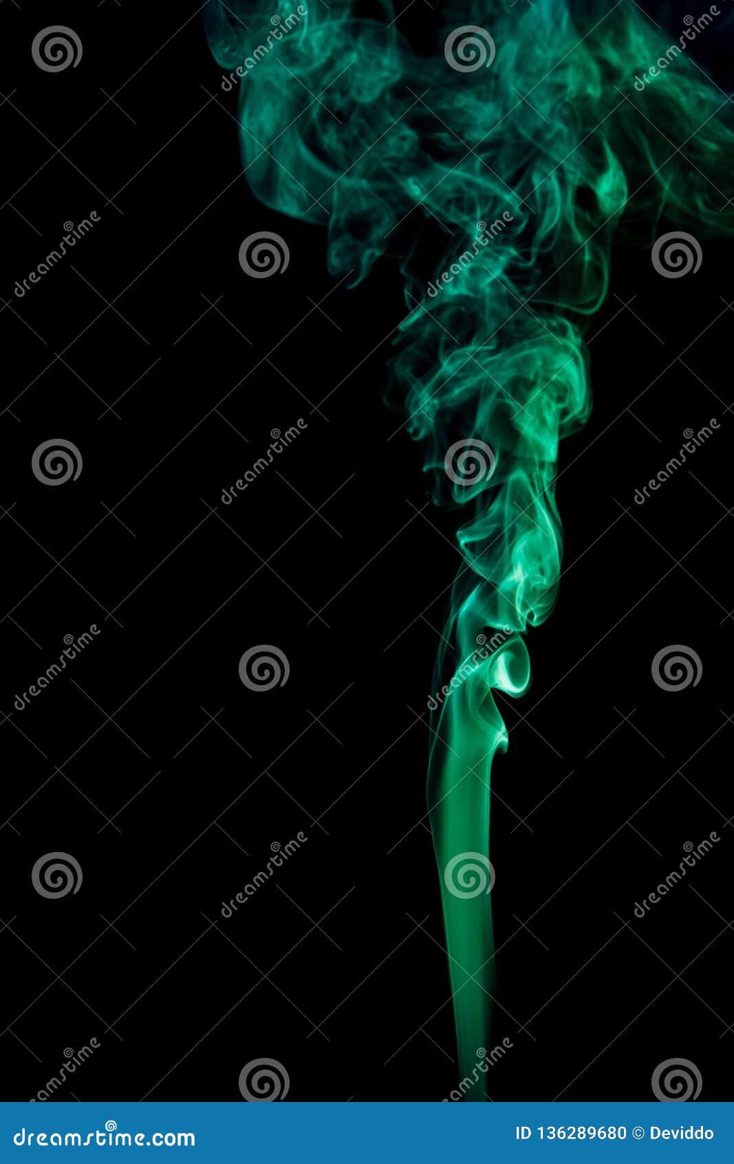 Fumo verde no fundo preto foto de stock. Imagem de movimento - 136289680