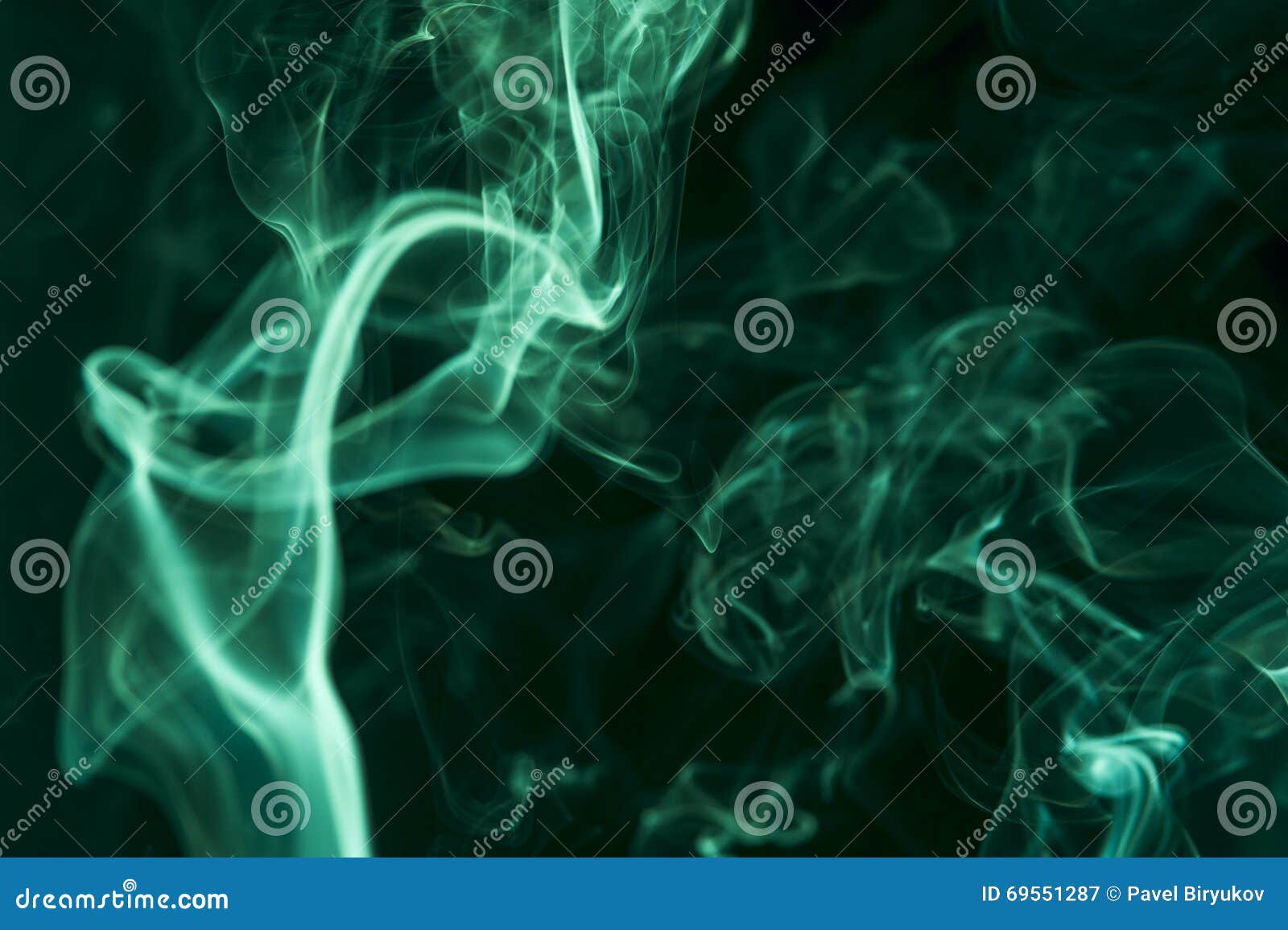 Fumo verde no fundo preto imagem de stock. Imagem de flama - 69551287