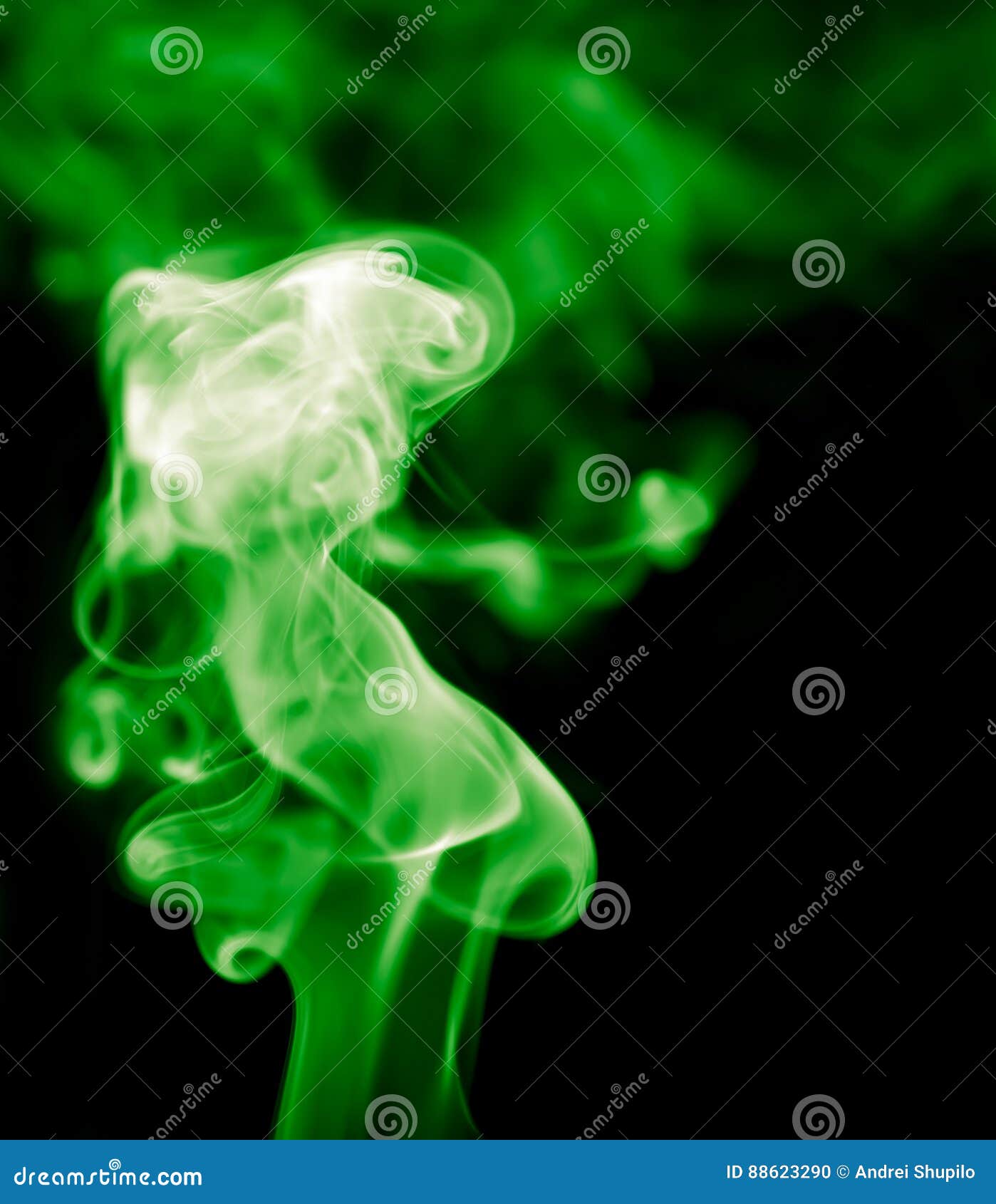 Fumo verde no fundo preto foto de stock. Imagem de fragrância - 88623290