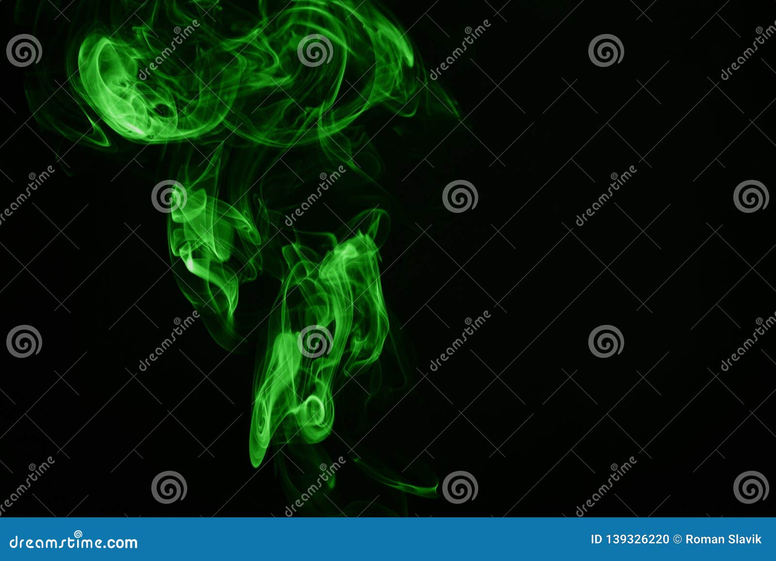Fumo verde no fundo preto foto de stock. Imagem de isolado - 139326220