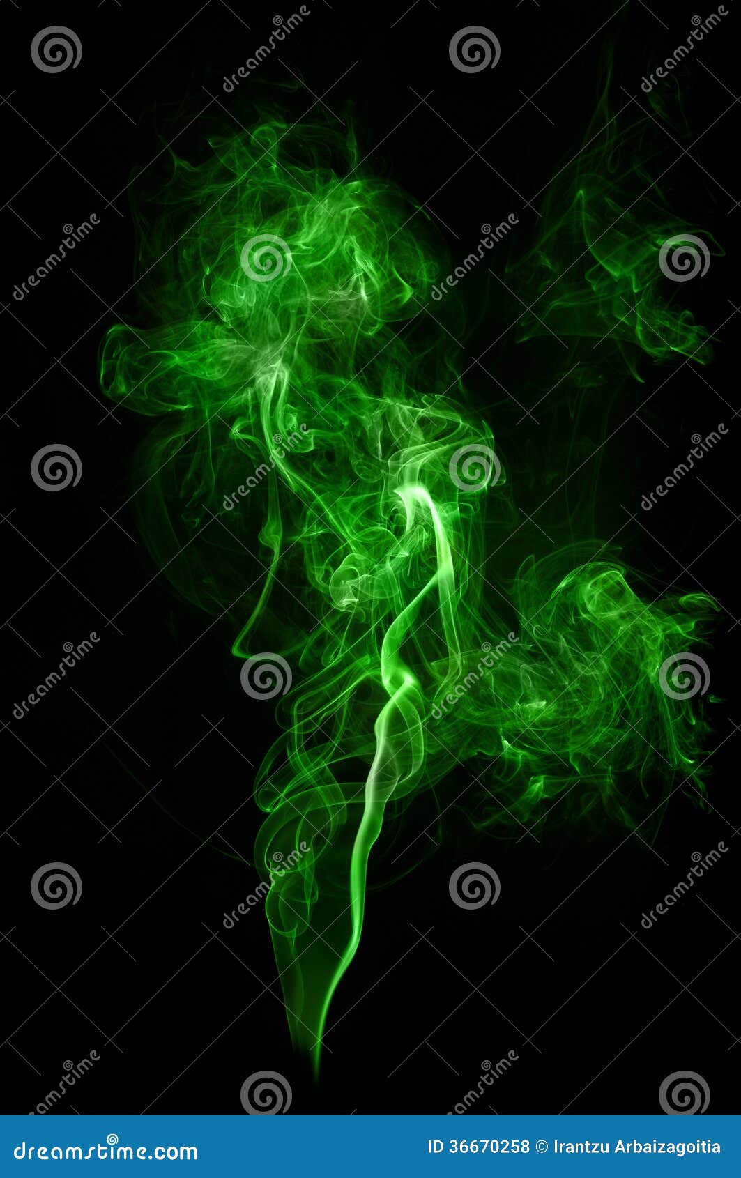 Fumo Verde Real No Fundo Preto Foto de Stock - Imagem de incenso ...