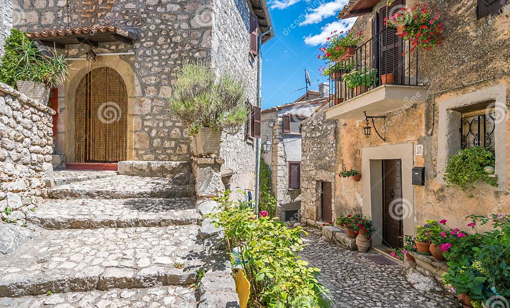 Fumone, Comune in the Province of Frosinone in the Italian Region of ... Fumone, Comune in the Province of Frosinone in the Italian Region of ...