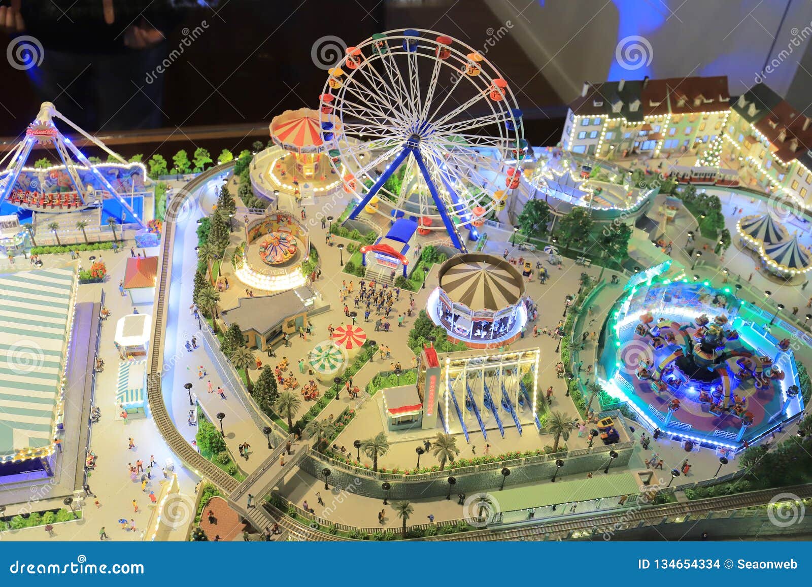 A Fun of Scale Theme Park Figure Editorial Stock Image - Image of ...