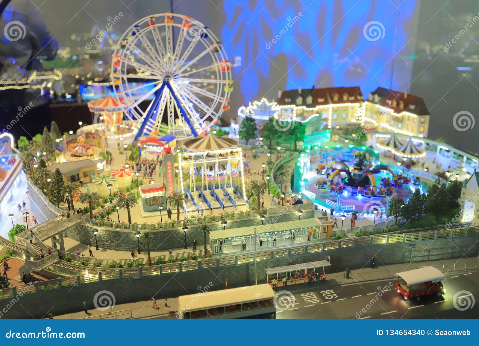 A Fun of Scale Theme Park Figure Editorial Image - Image of place ...