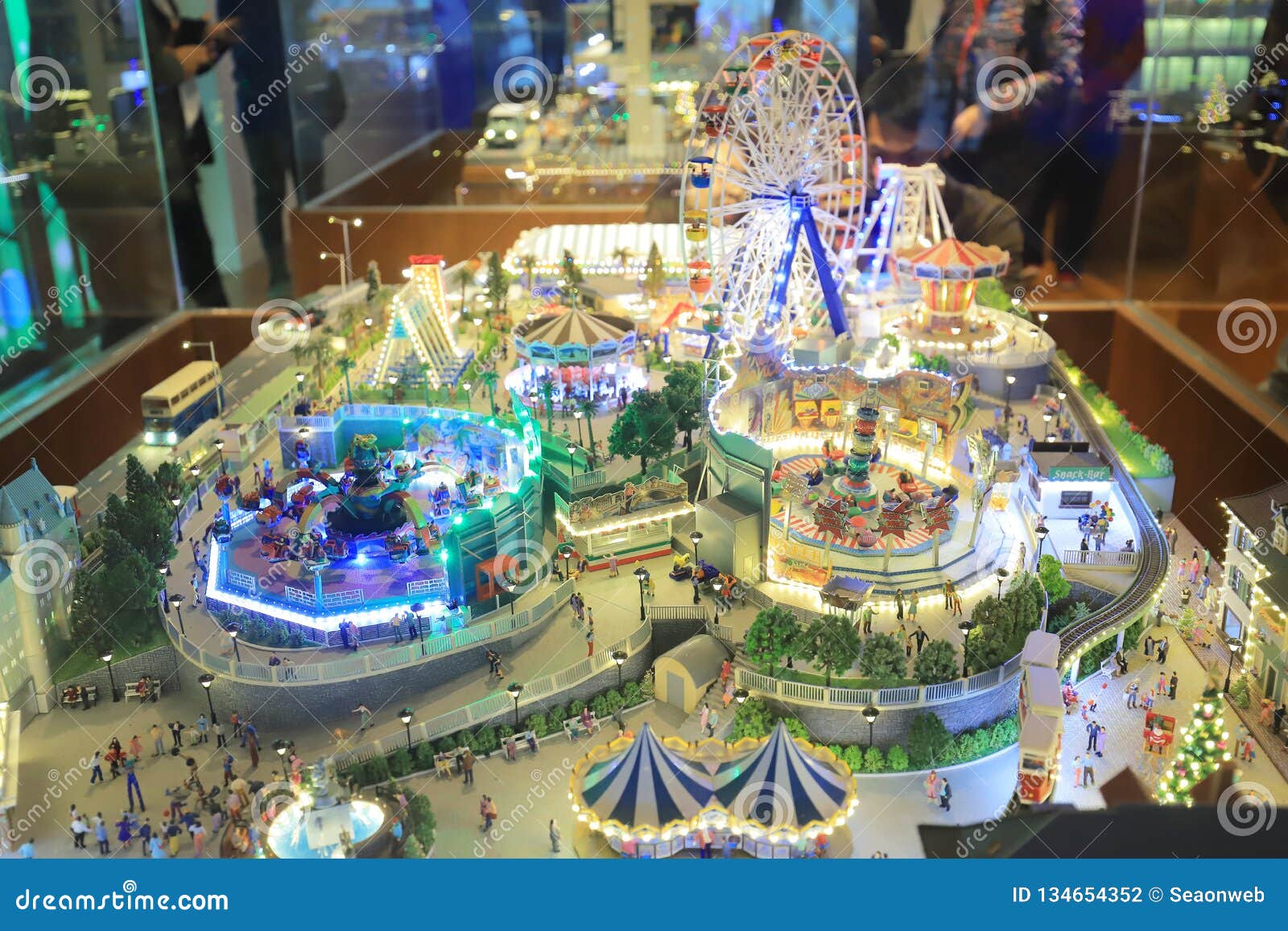 A Fun of Scale Theme Park Figure Editorial Photography - Image of place ...