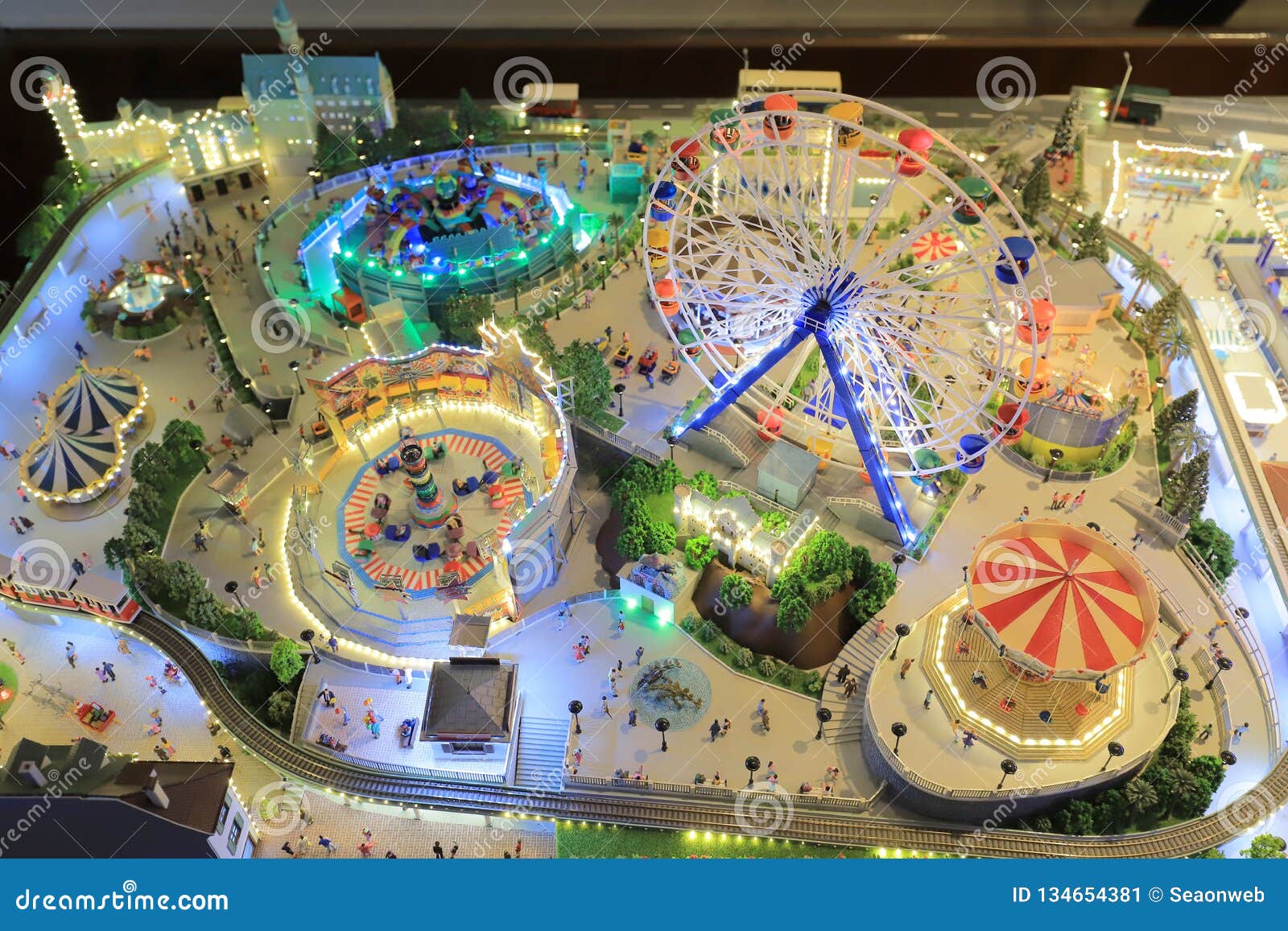 A Fun of Scale Theme Park Figure Editorial Photo - Image of museum ...