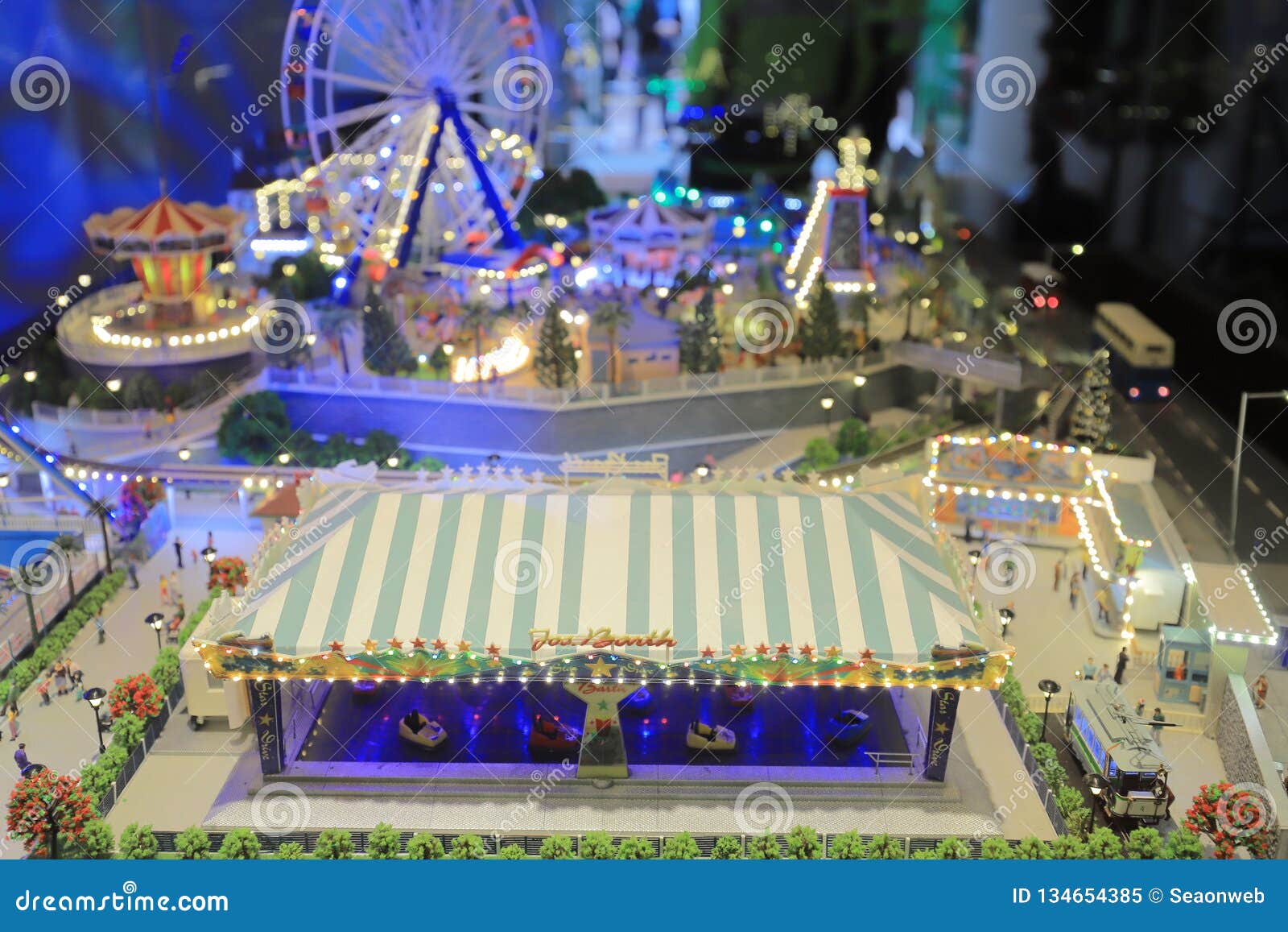 A Fun of Scale Theme Park Figure Editorial Image - Image of outdoors ...