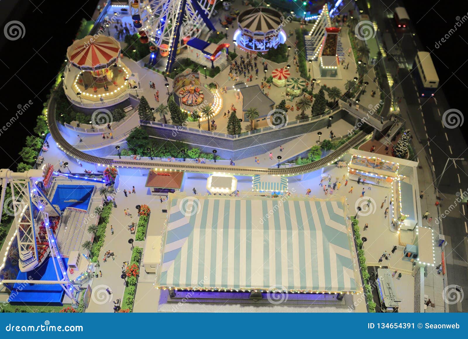 A Fun of Scale Theme Park Figure Editorial Photo - Image of history ...