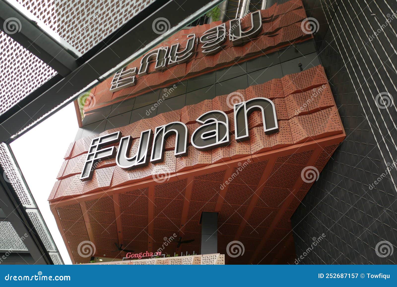 Funan Singapur 2 De Junio De 2022. Las Tiendas De Los Edificios De Los ...