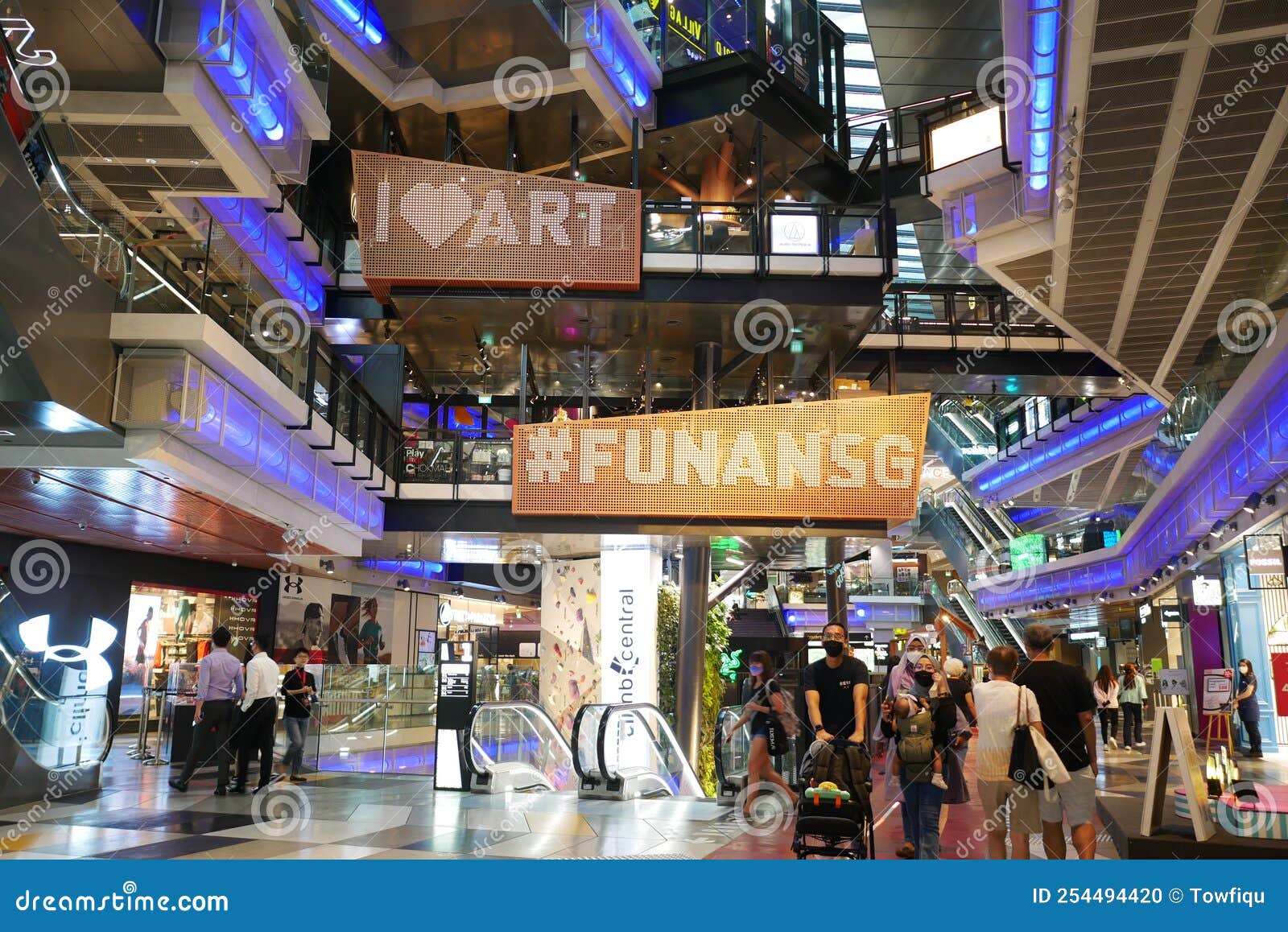 Funan Singapur 2 De Junio De 2022. Las Tiendas De Los Edificios De Los ...